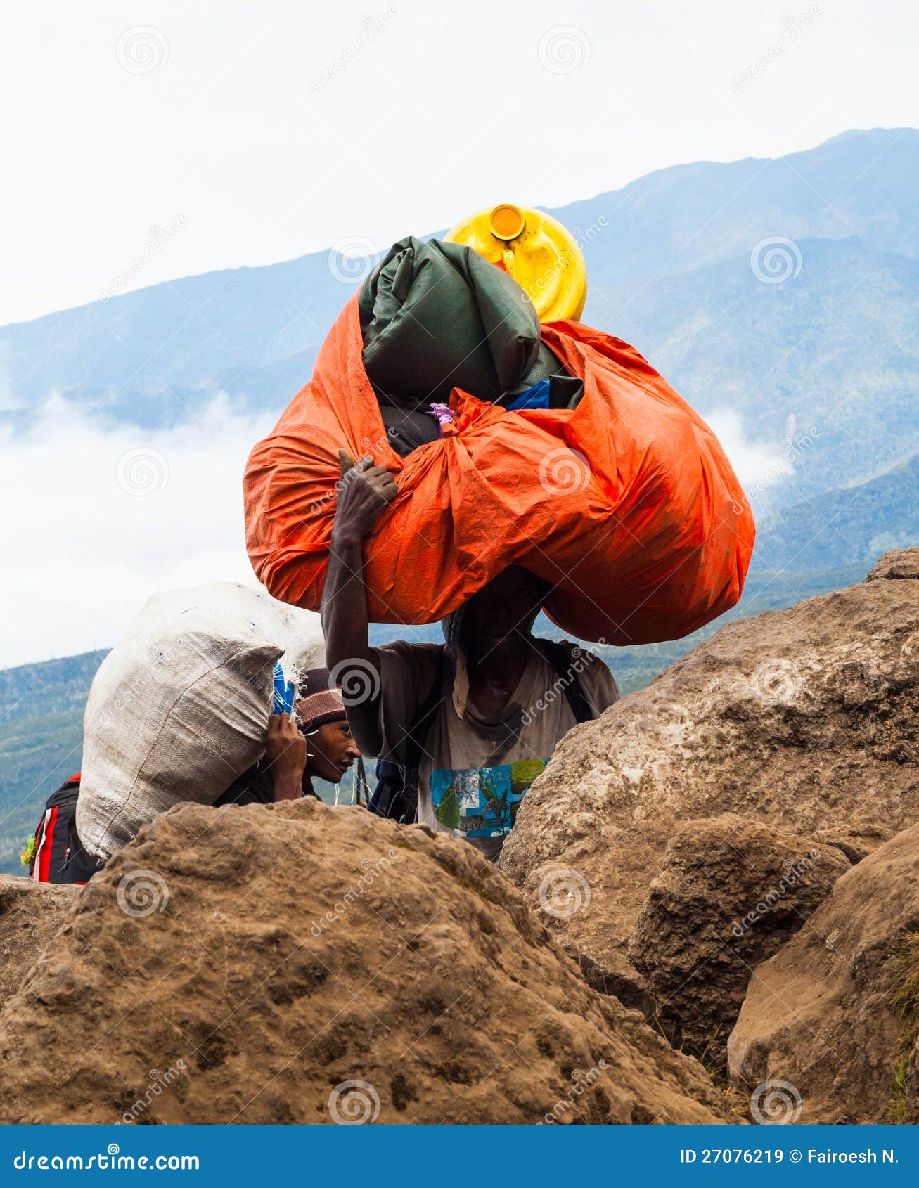 Porteiro Que Carreg a Carga Pesada Imagem de Stock Editorial - Imagem ...