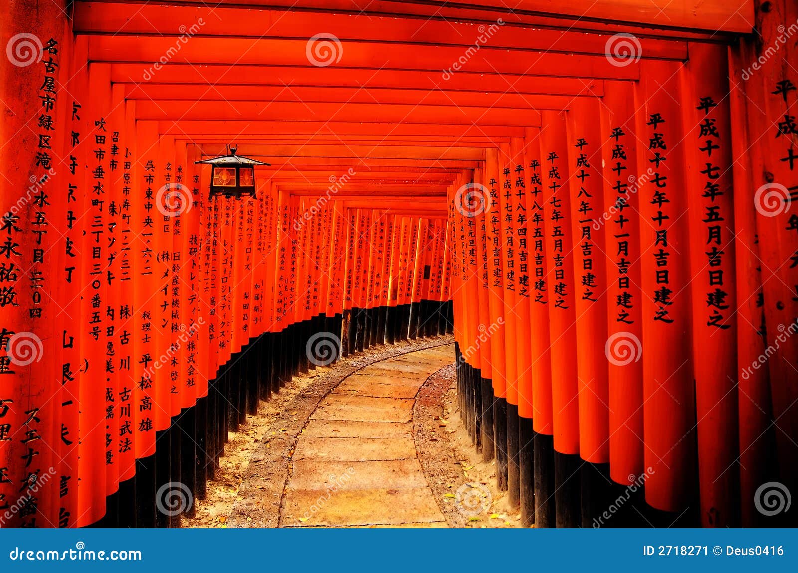 Portes de Torii, Japon image stock. Image of grilles, pavillon - 2718271