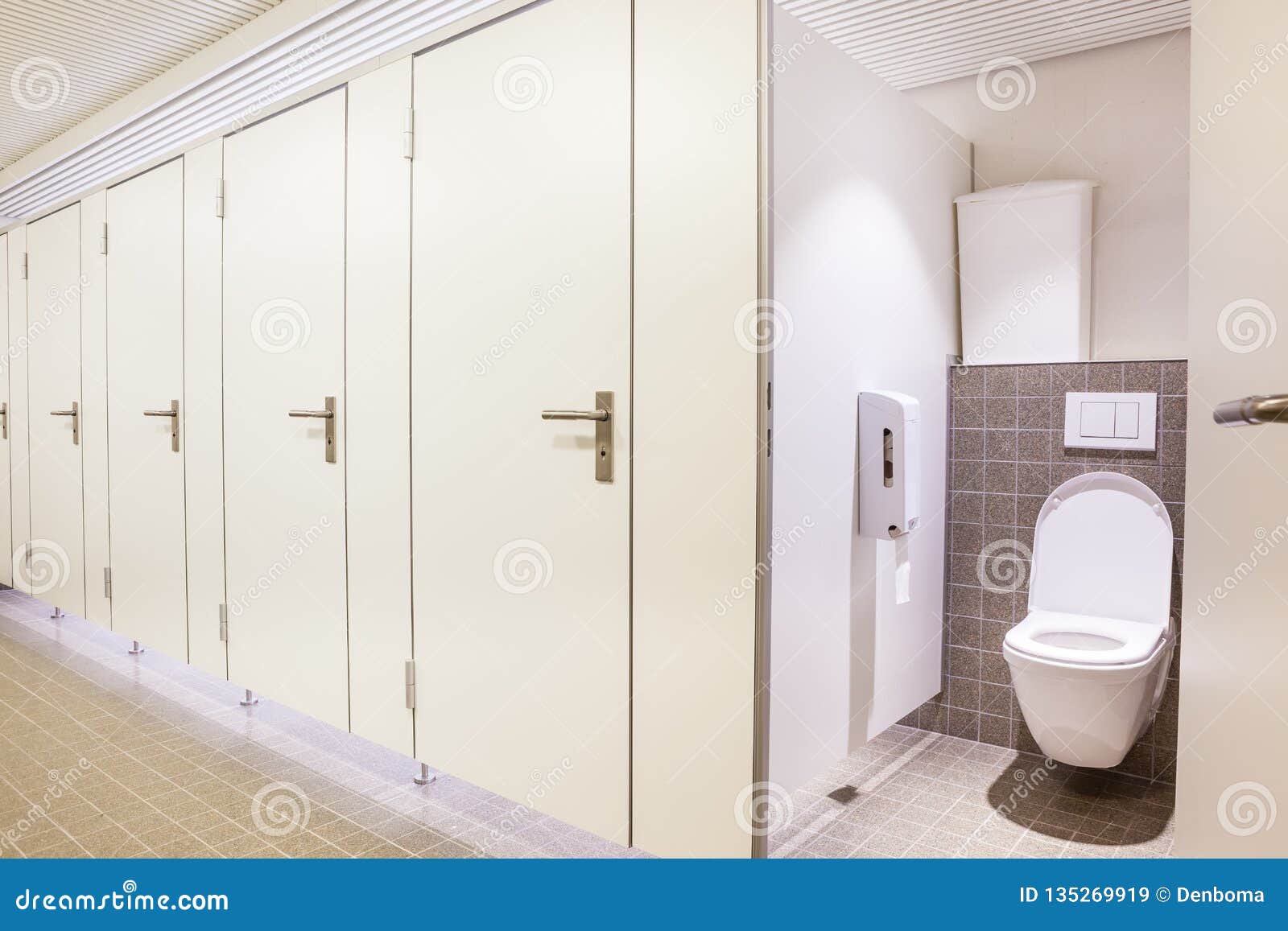 Portes des toilettes image stock. Image du genre, pièce - 135269919