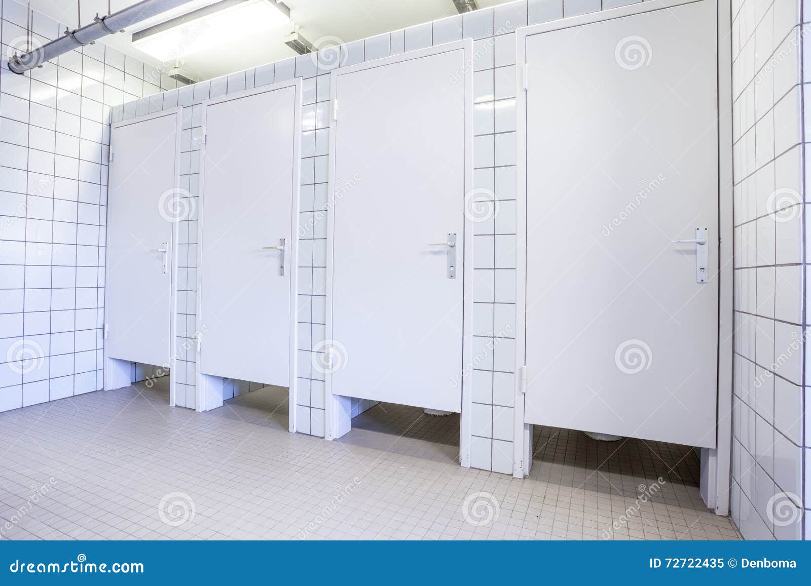Portes des toilettes image stock. Image du personne, publique - 72722435