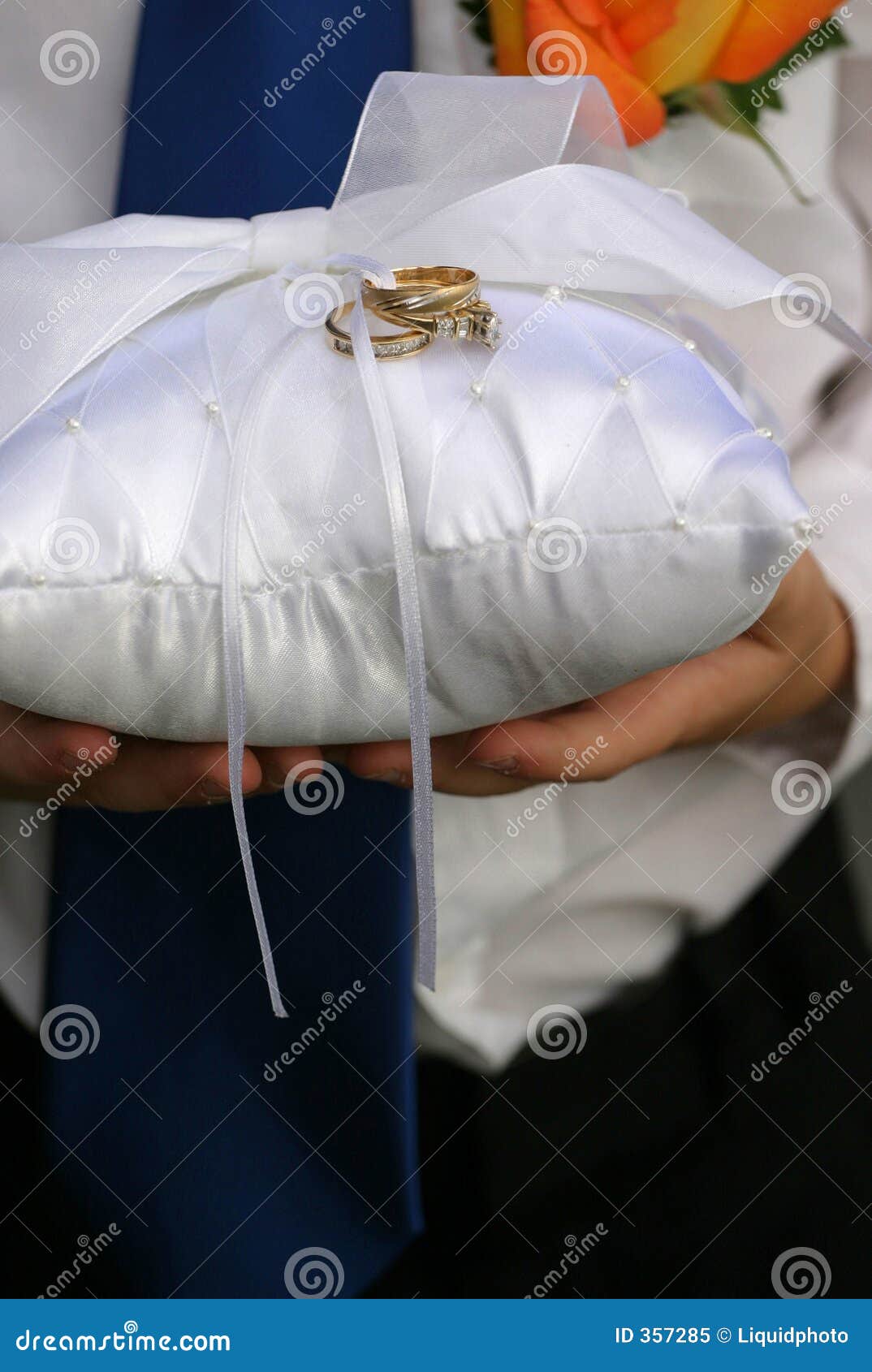 Porteur De Boucle De Mariage Image stock - Image du mains, engagement ...