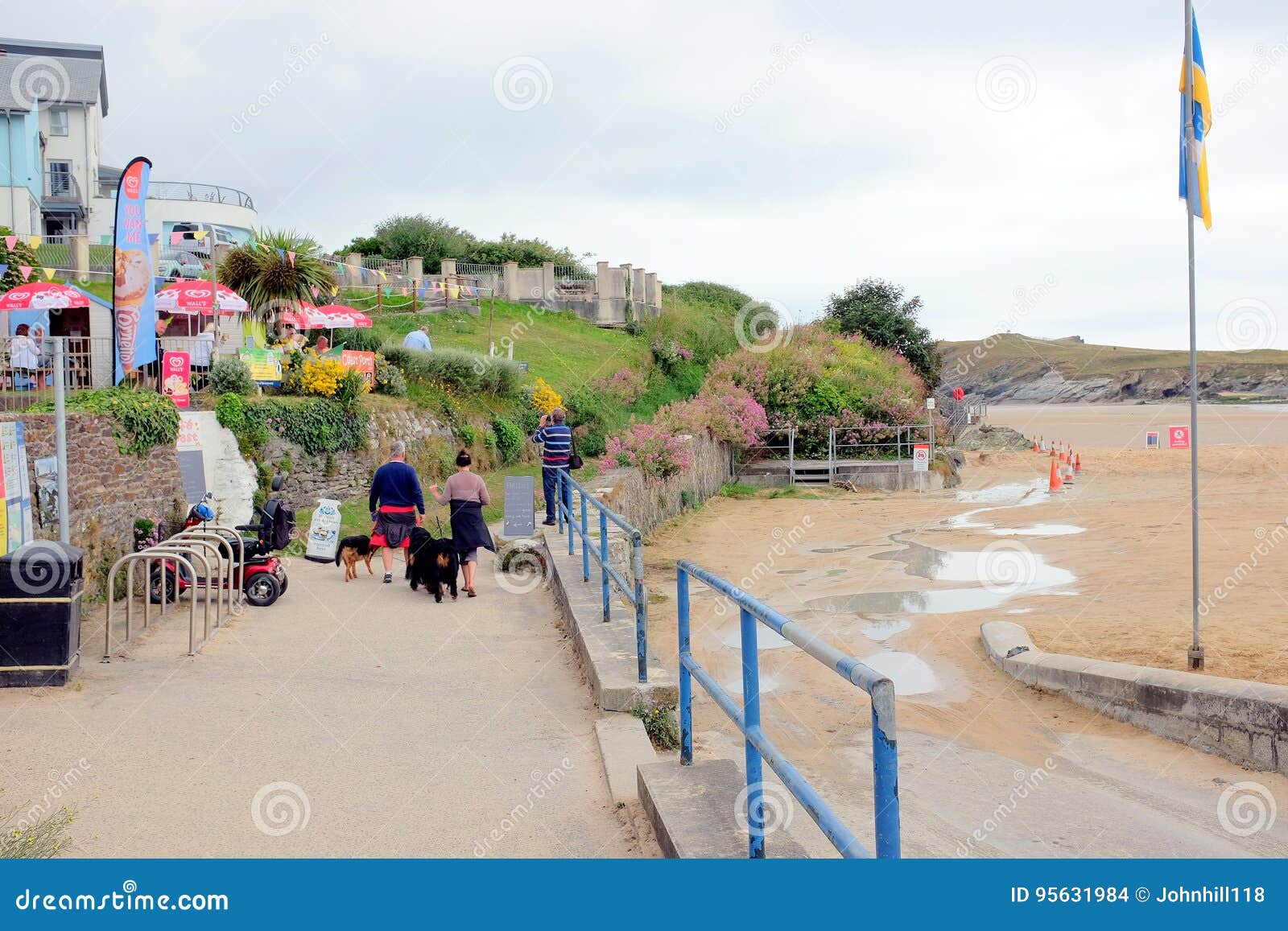 Porth Beach, Newquay, Cornwall. Editorial Stock Image - Image of rail ...