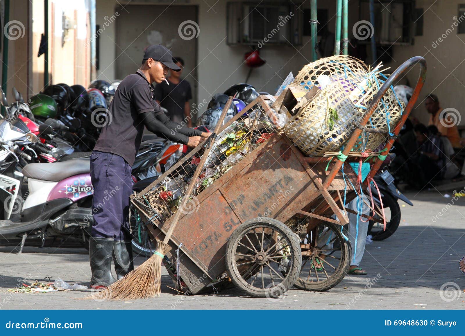 Portier redactionele afbeelding. Image of afval, auto - 69648630