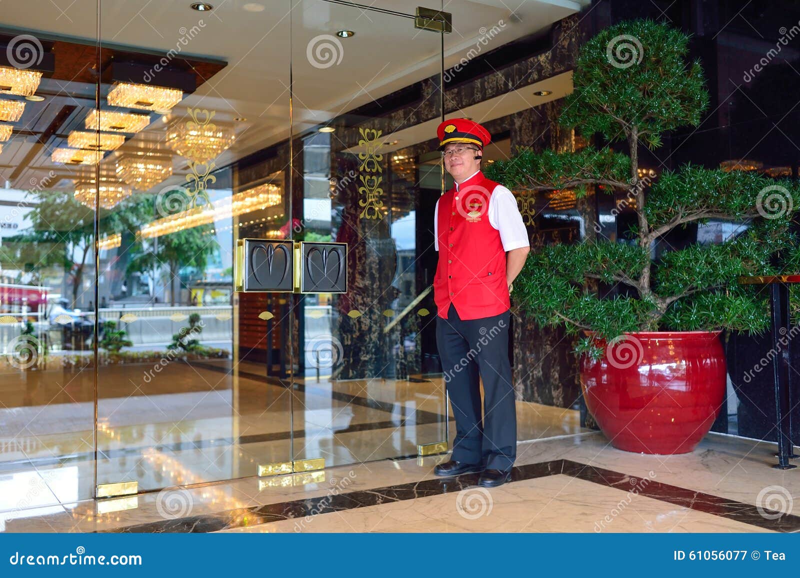 Portier D'hôtel De Mandarin Oriental Photographie éditorial - Image du ...
