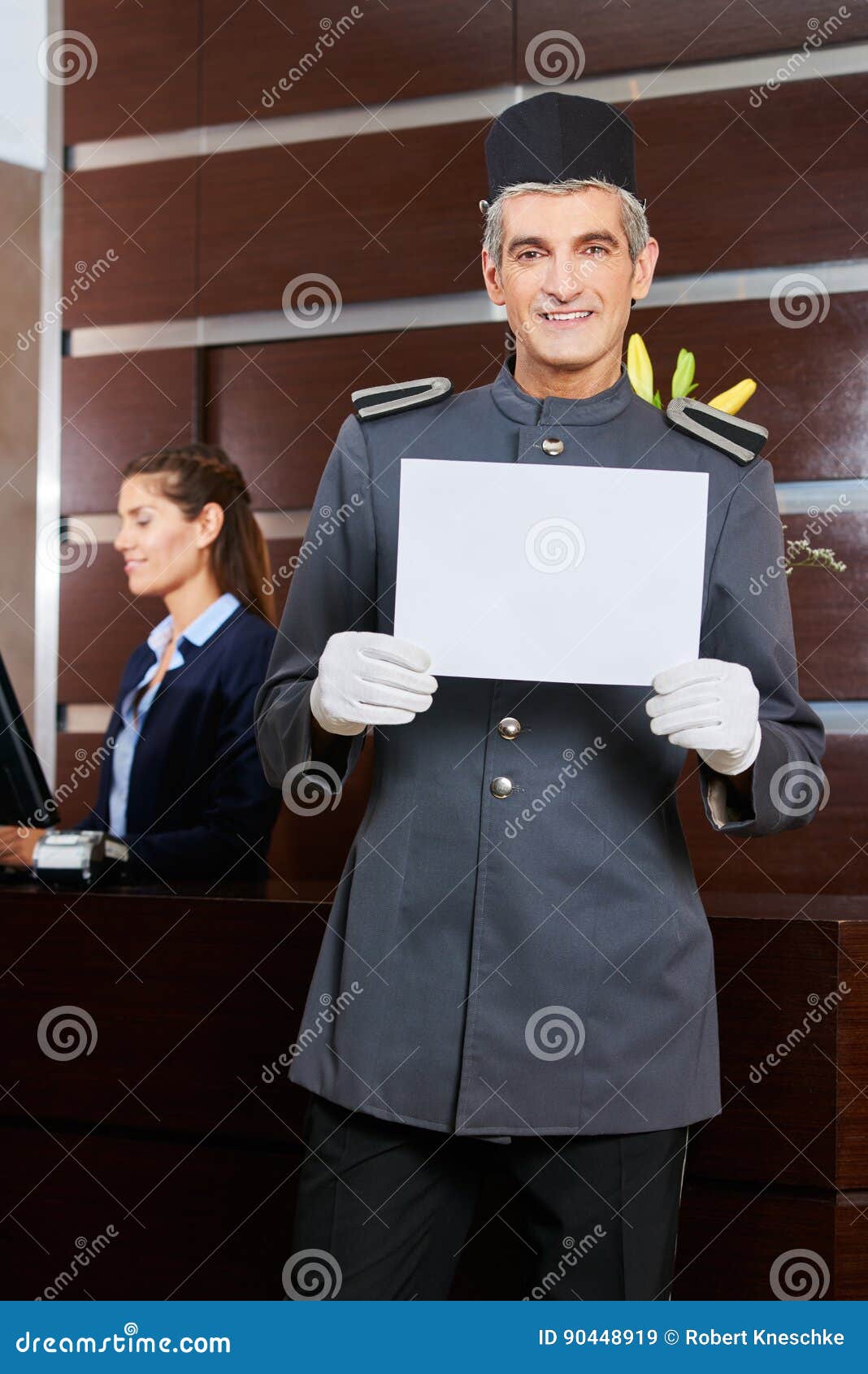 Portier in Het Lege Teken Van De Hotelholding Stock Afbeelding - Image ...