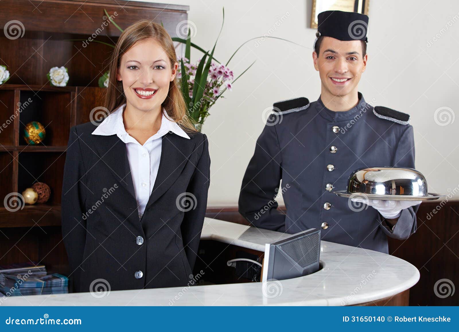 Portiere E Receptionist in Hotel Fotografia Stock - Immagine di ...