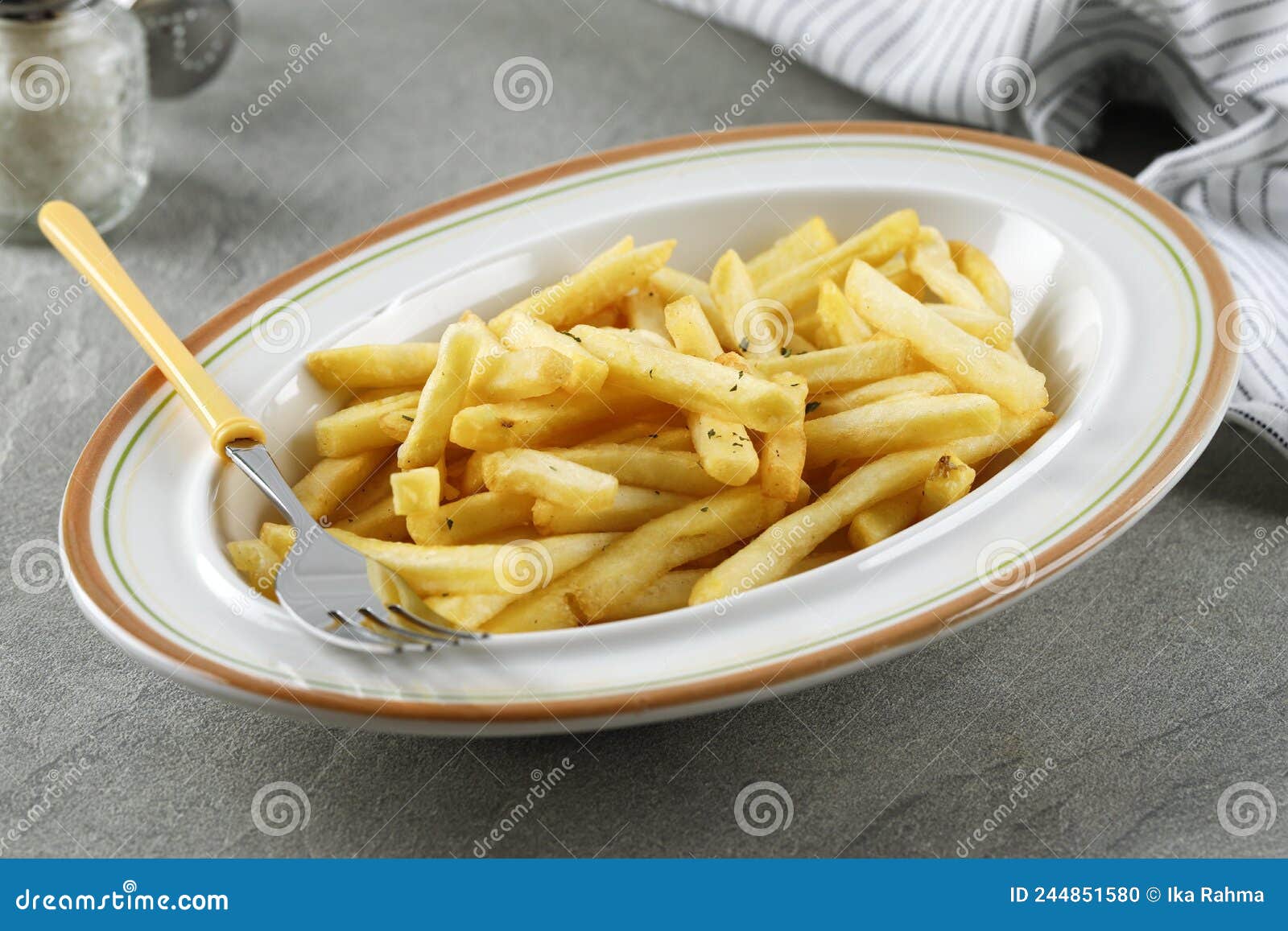 Portion De Frites Sur Plaque Blanche Photo stock - Image du mayonnaise ...