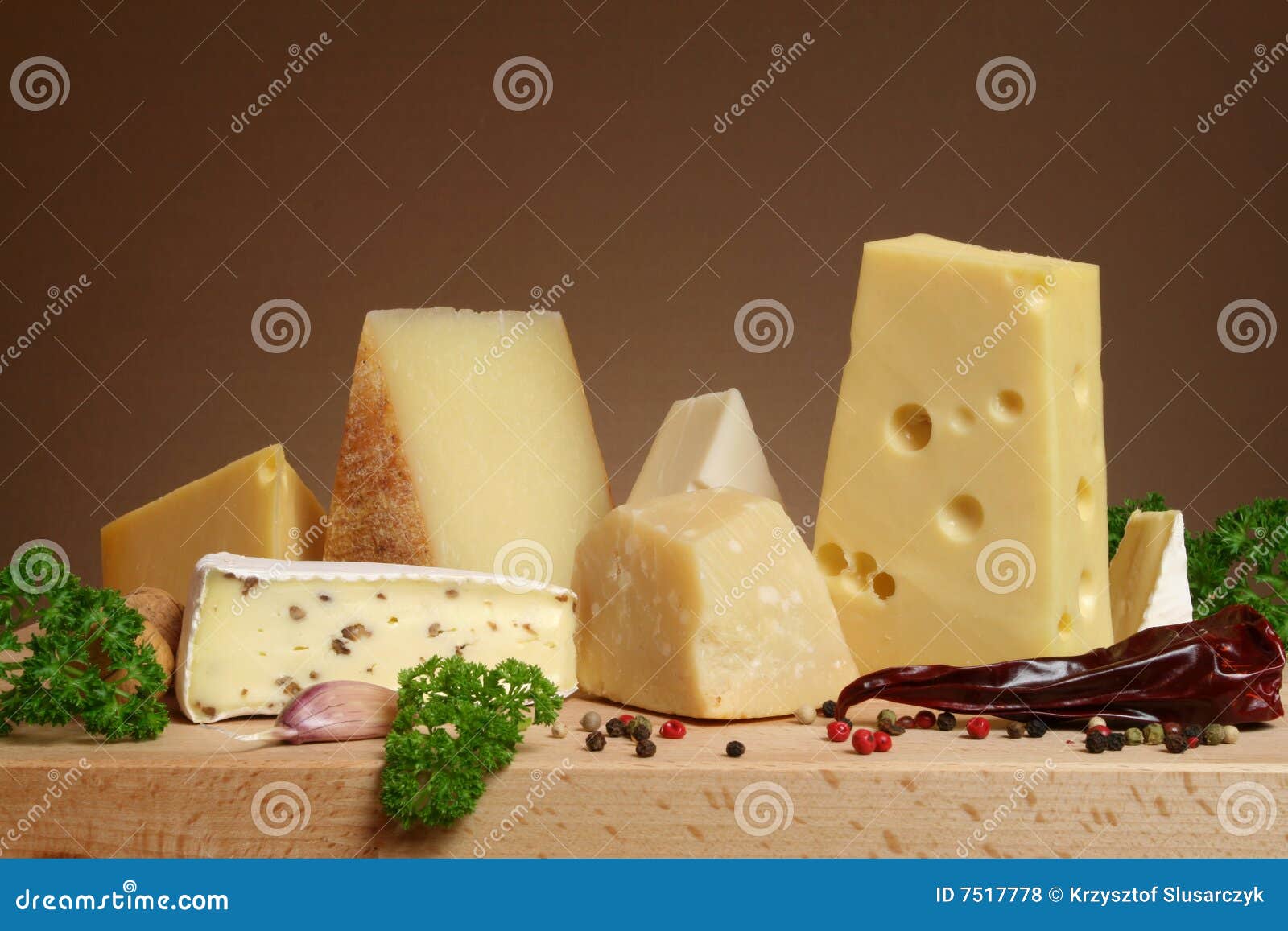 Portion de fromage photo stock. Image du avec, wooden - 7517778