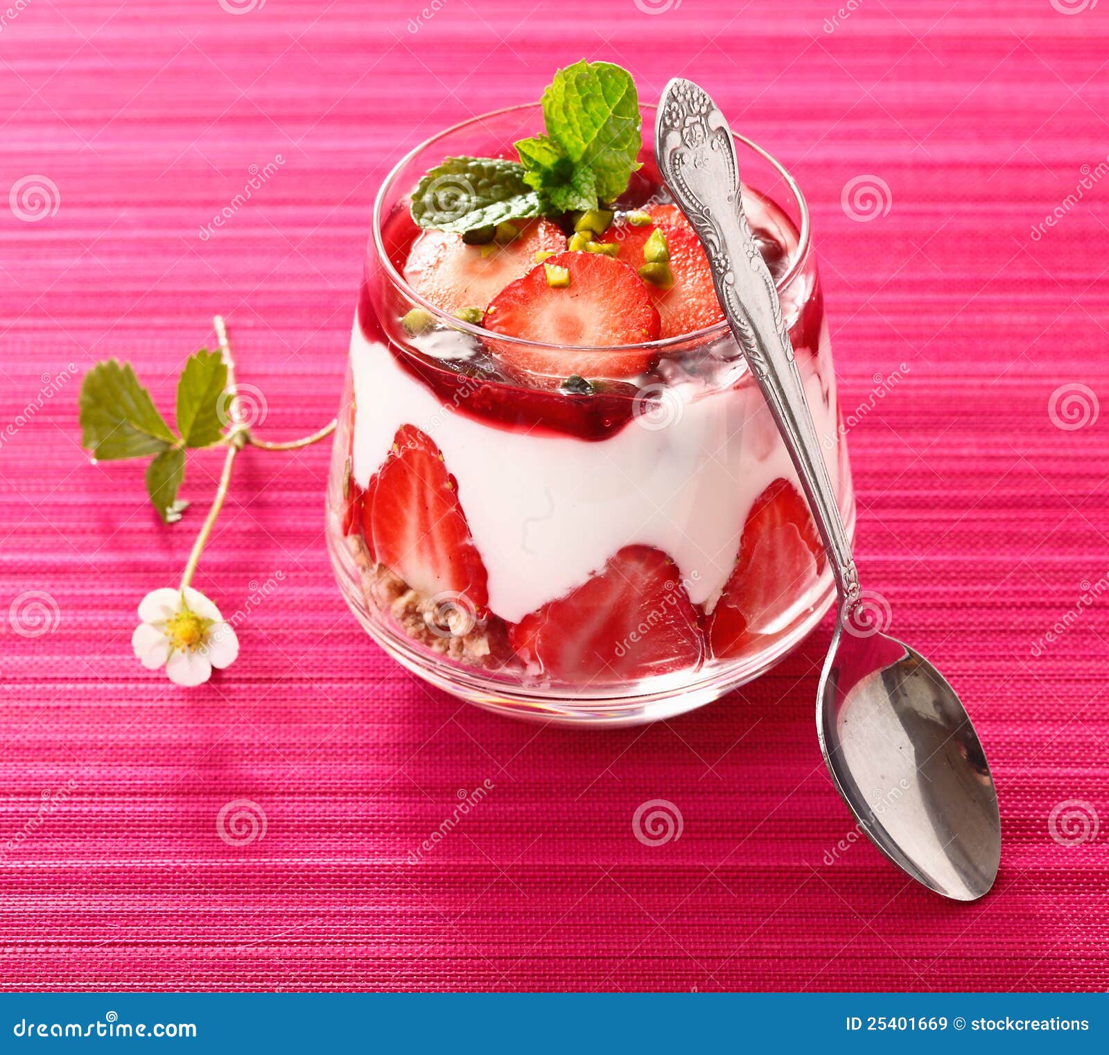 Portion Individuelle De Dessert De Fraise Image stock - Image du ...