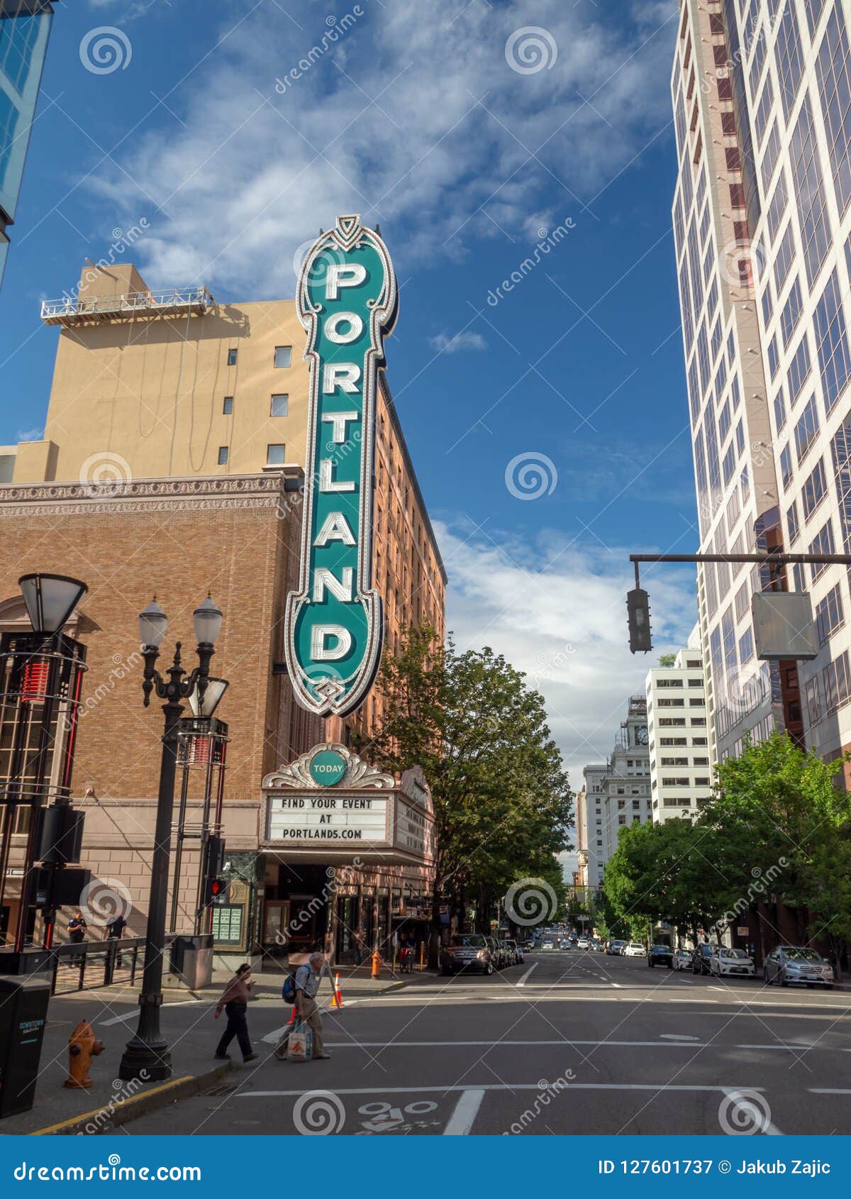 Portland, Oregon, EUA: Skyline Da Cidade E Dow Fotografia Editorial ...