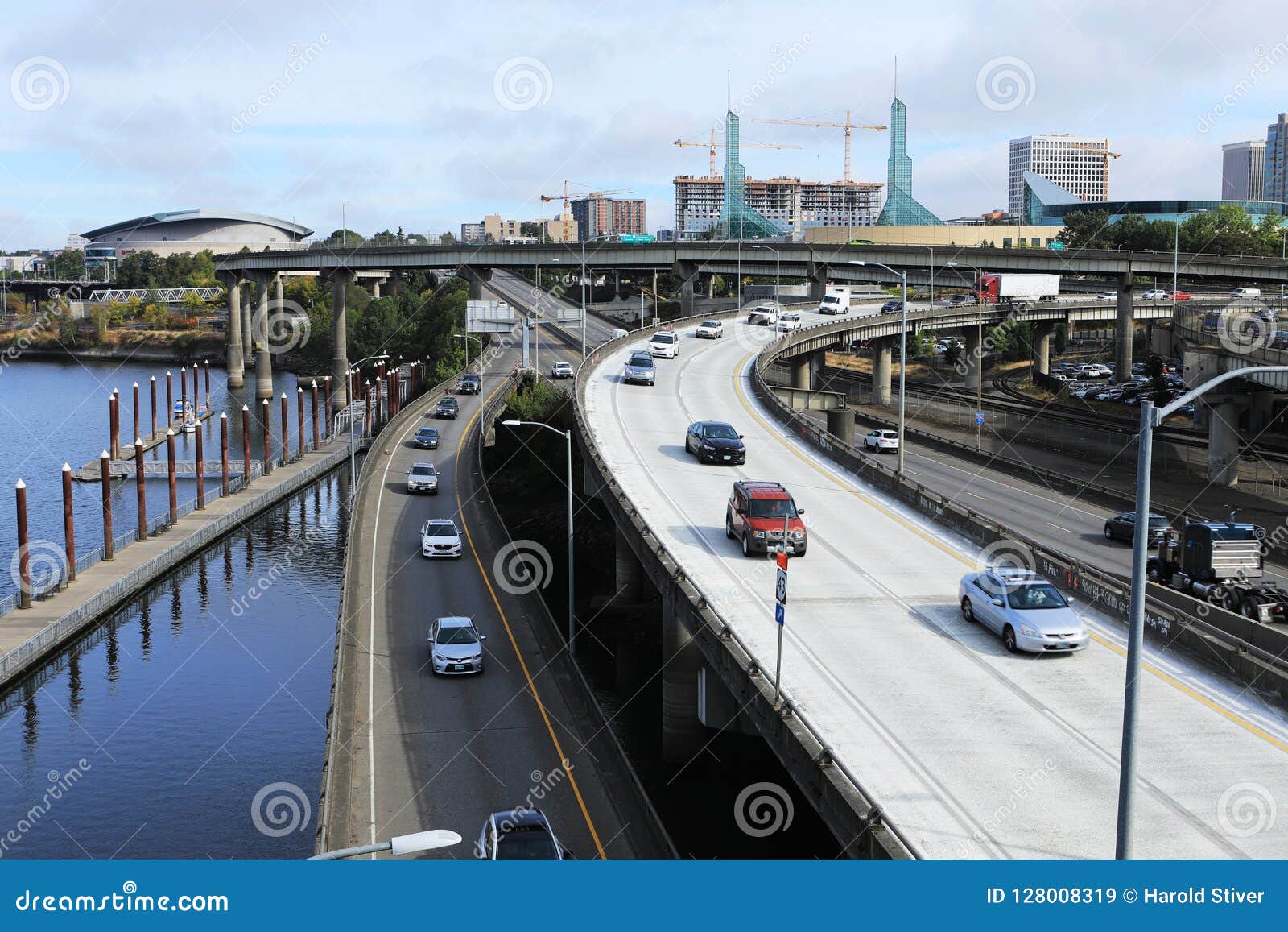 Portland, Oregon Expressway by the Willamette River Editorial Stock ...