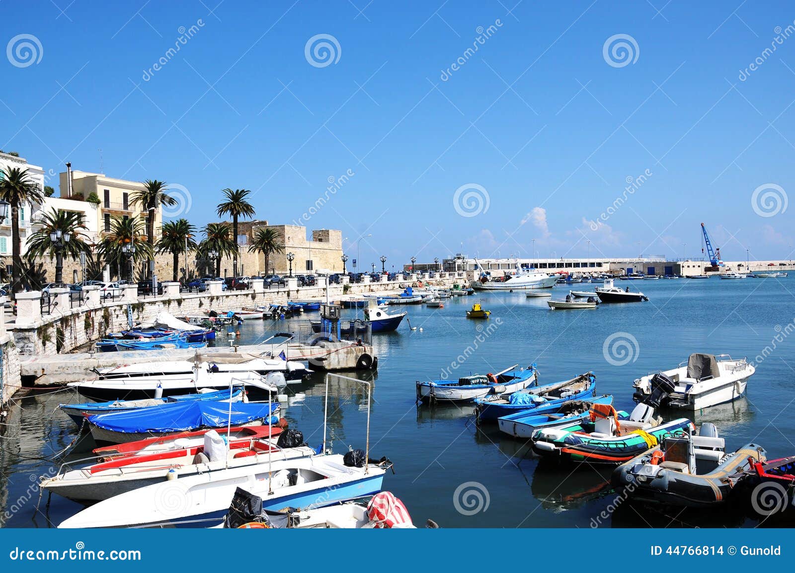 Porto a Bari fotografia stock. Immagine di paesaggio - 44766814