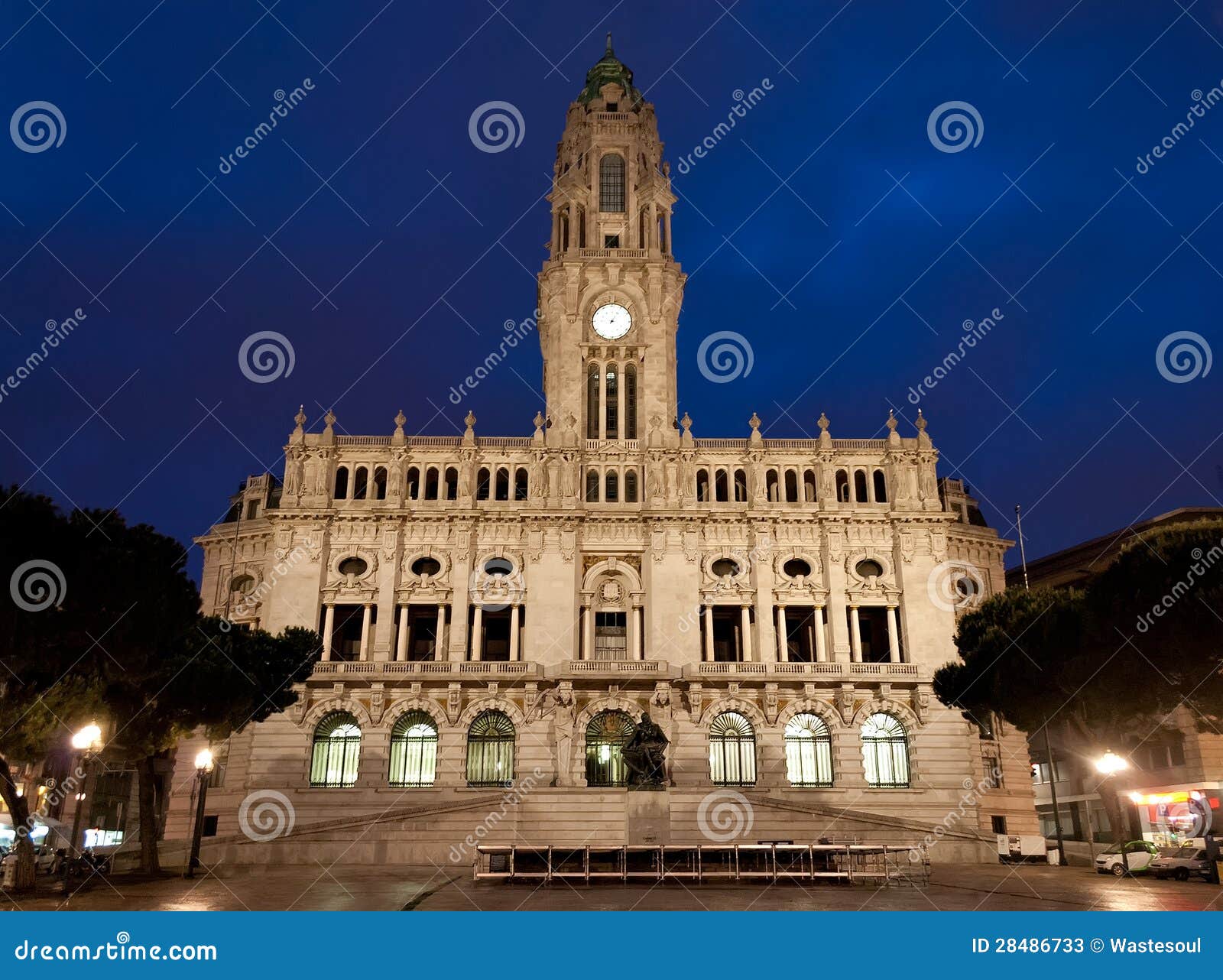 Porto City Hall stock image. Image of statue, liberdade - 28486733