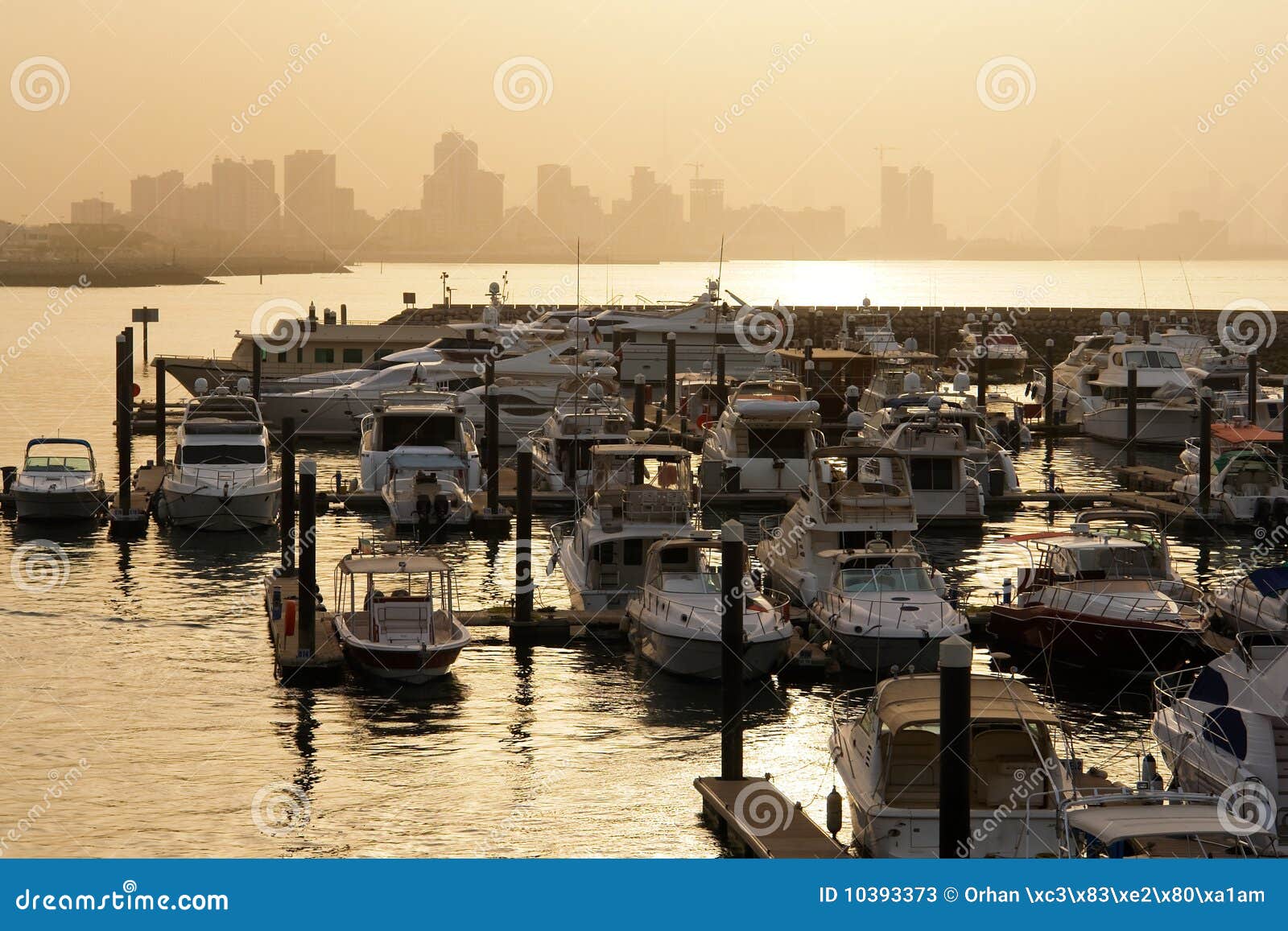Porto Com Silhoutte De Kuwait City Imagem de Stock - Imagem de leste ...