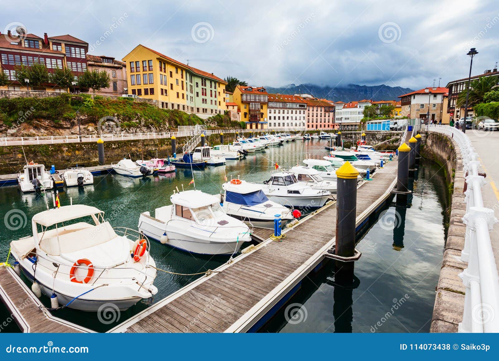 Porto Da Cidade De Llanes Na Espanha Foto de Stock Editorial - Imagem ...