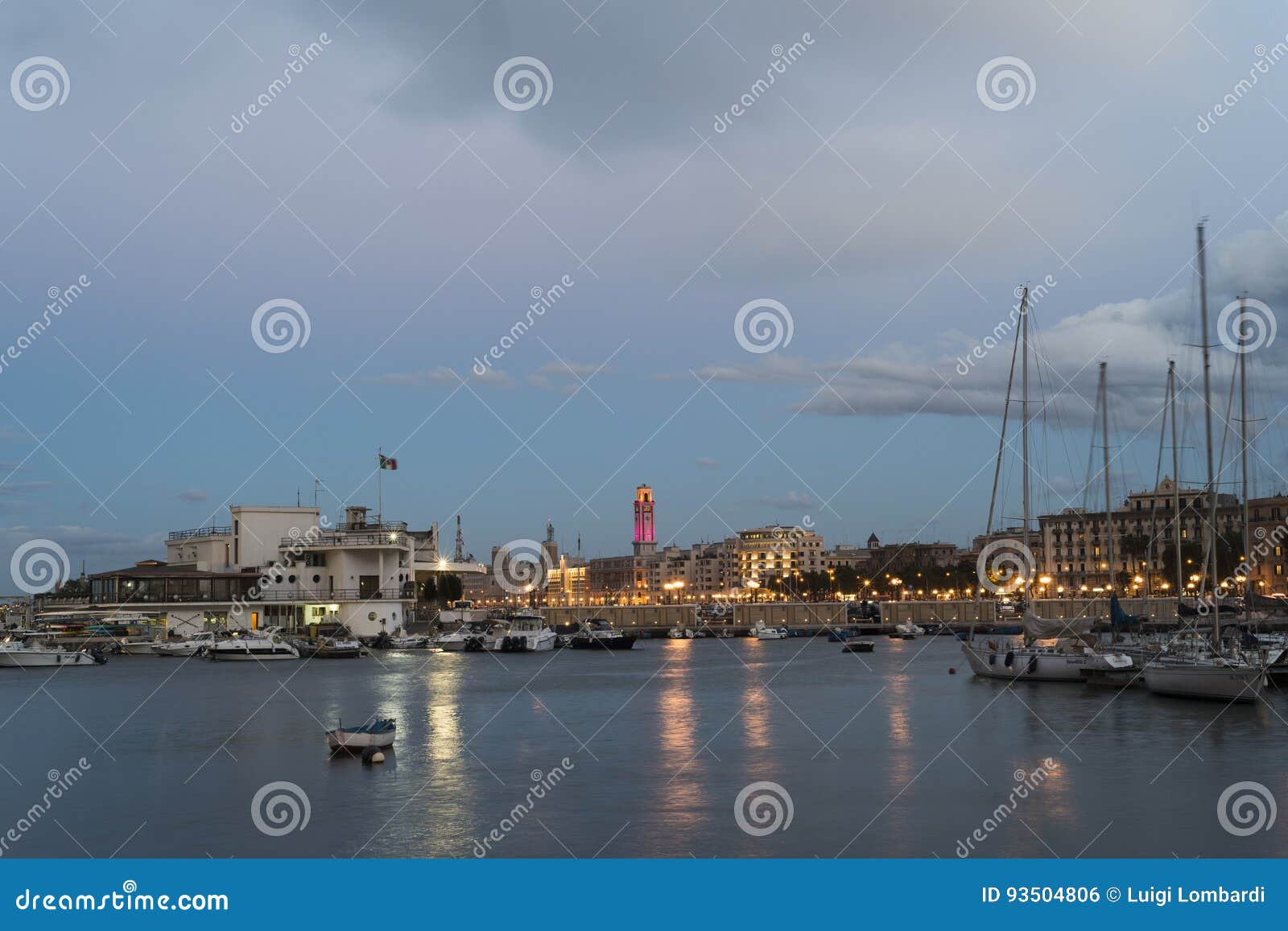 Porto de Bari foto editorial. Imagem de céu, barcos, nuvens - 93504806