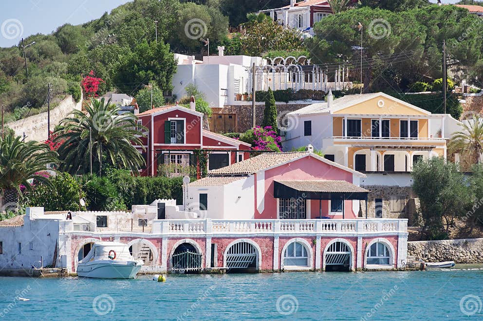 Porto de Mahon em Menorca fotografia editorial. Imagem de apartamentos ...