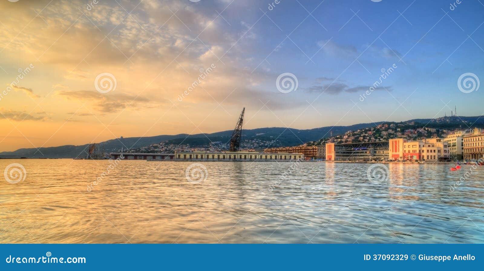 Porto de Trieste imagem de stock. Imagem de sunset, cidade - 37092329