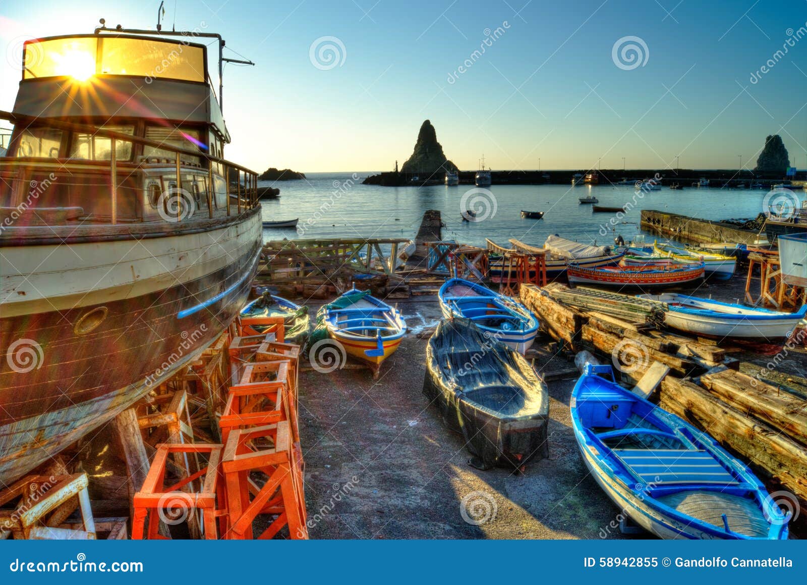 Porto Di Acitrezza Con La Vecchia Barca Immagine Stock - Immagine di ...