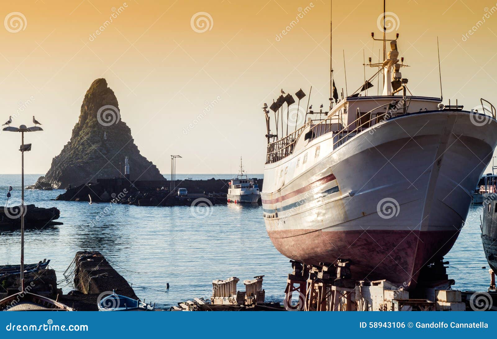 Porto Di Acitrezza Con La Vecchia Barca Fotografia Stock - Immagine di ...