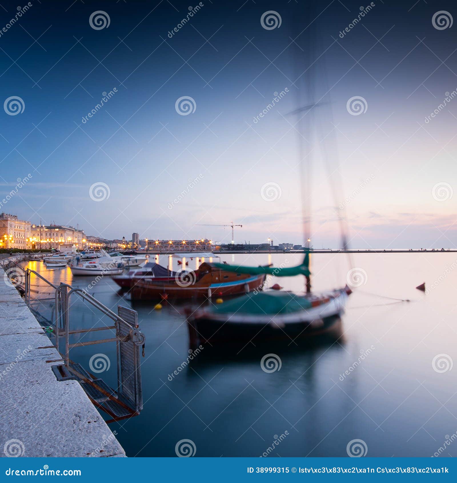 Porto Di Trieste Alla Notte Immagine Stock - Immagine di litorale ...
