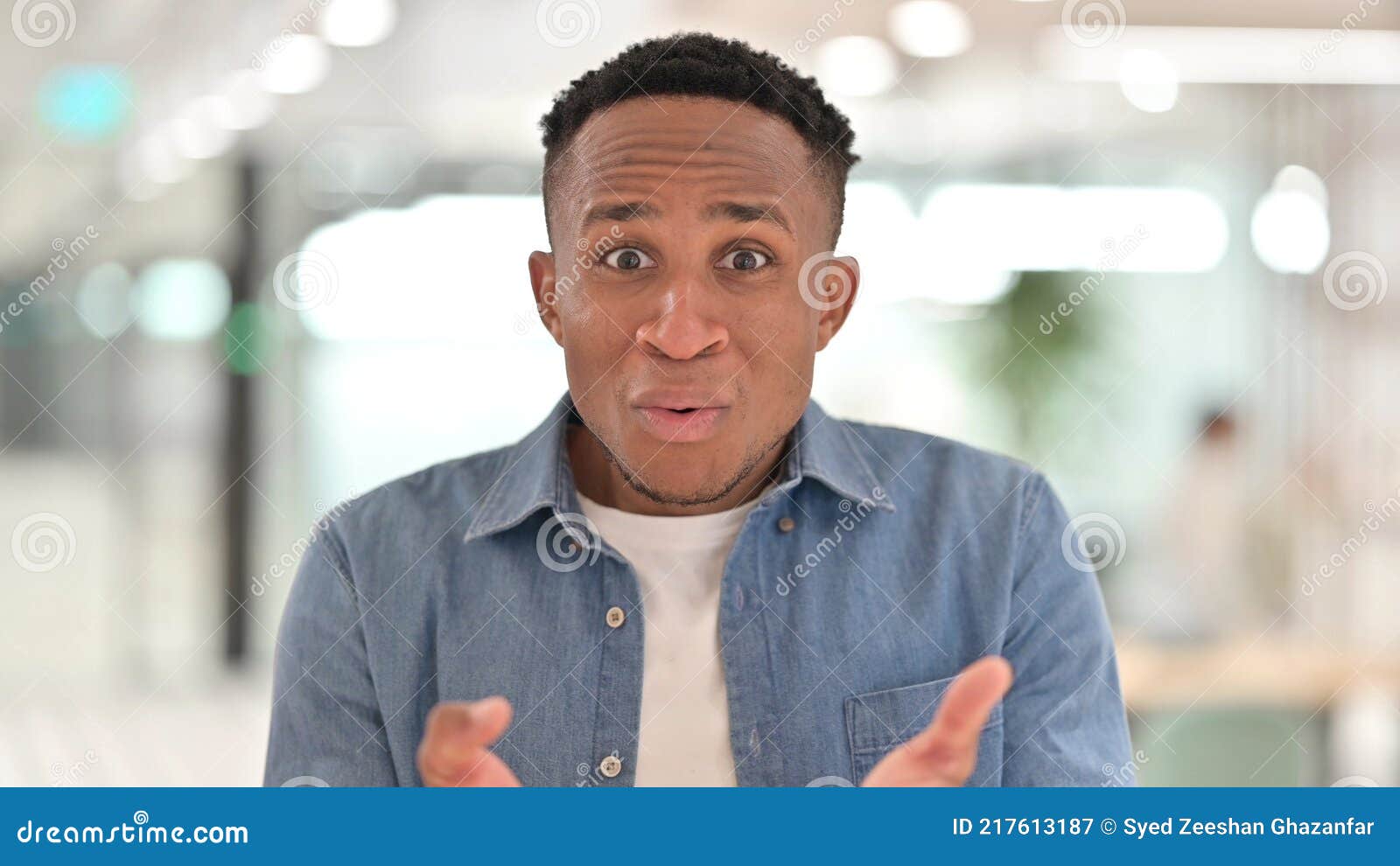 Portrait of Aggressive Casual African Man Feeling Angry, Fighting Stock ...