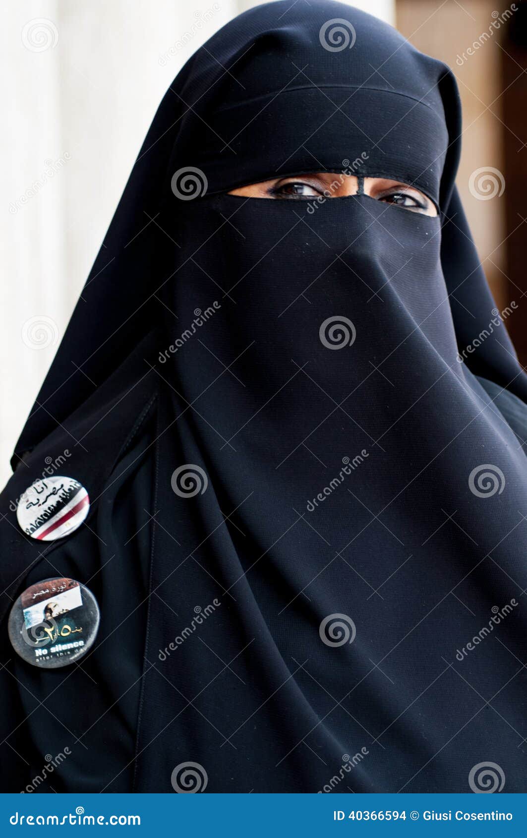 Arabian Woman In Traditional Dress Abaya - Emirati Dress - Traditional ...