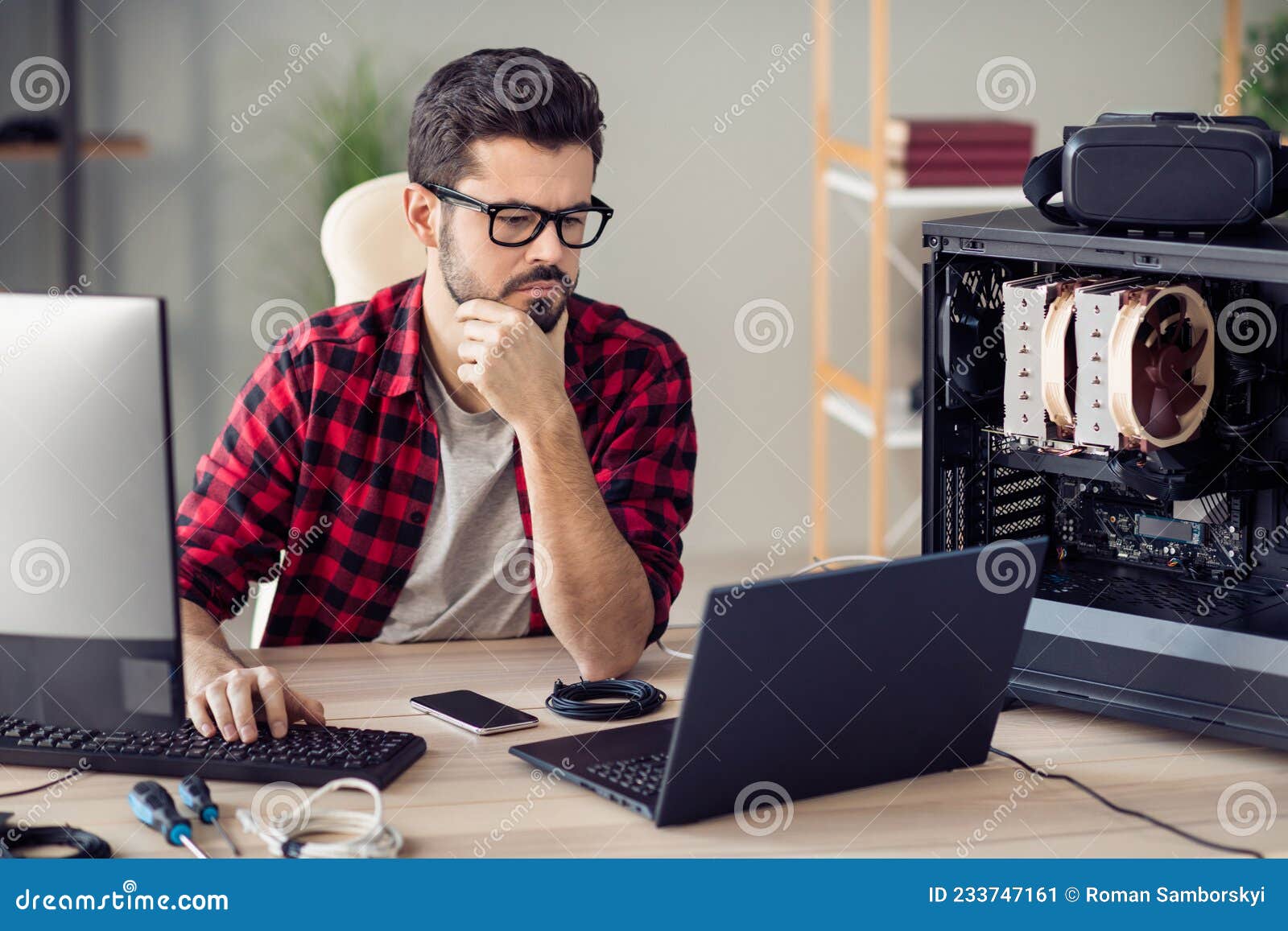 Portrait of Attractive Skilled Qualified Serious Guy Senior Dev Ops ...