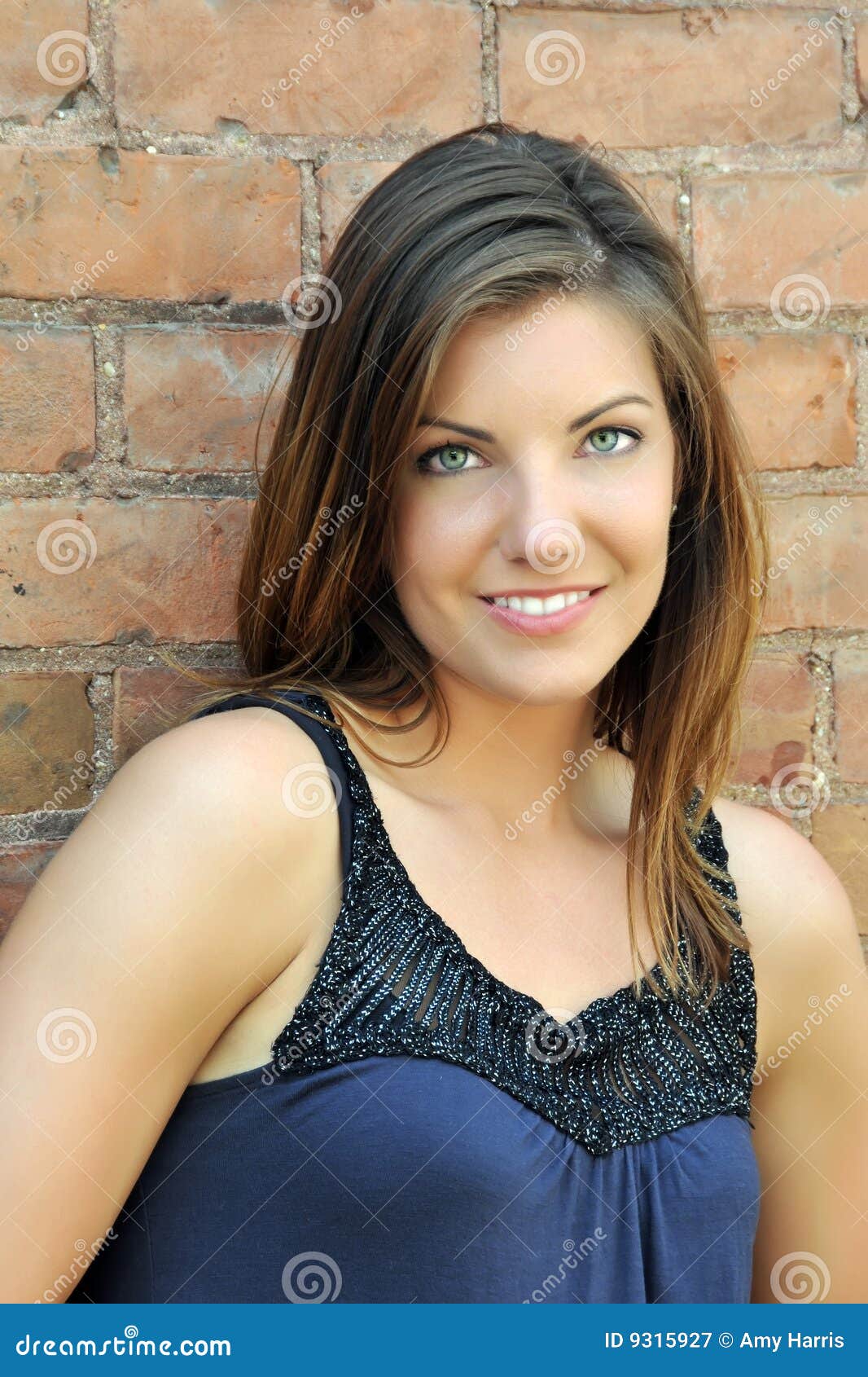 Young Brunette – Telegraph Young Brunette – Telegraph