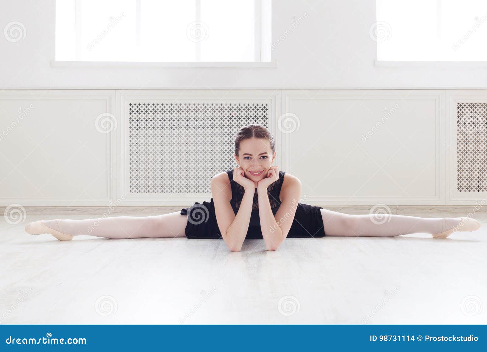 Portrait Classique De Danseur Classique Dans Le Hall Dansing Blanc ...