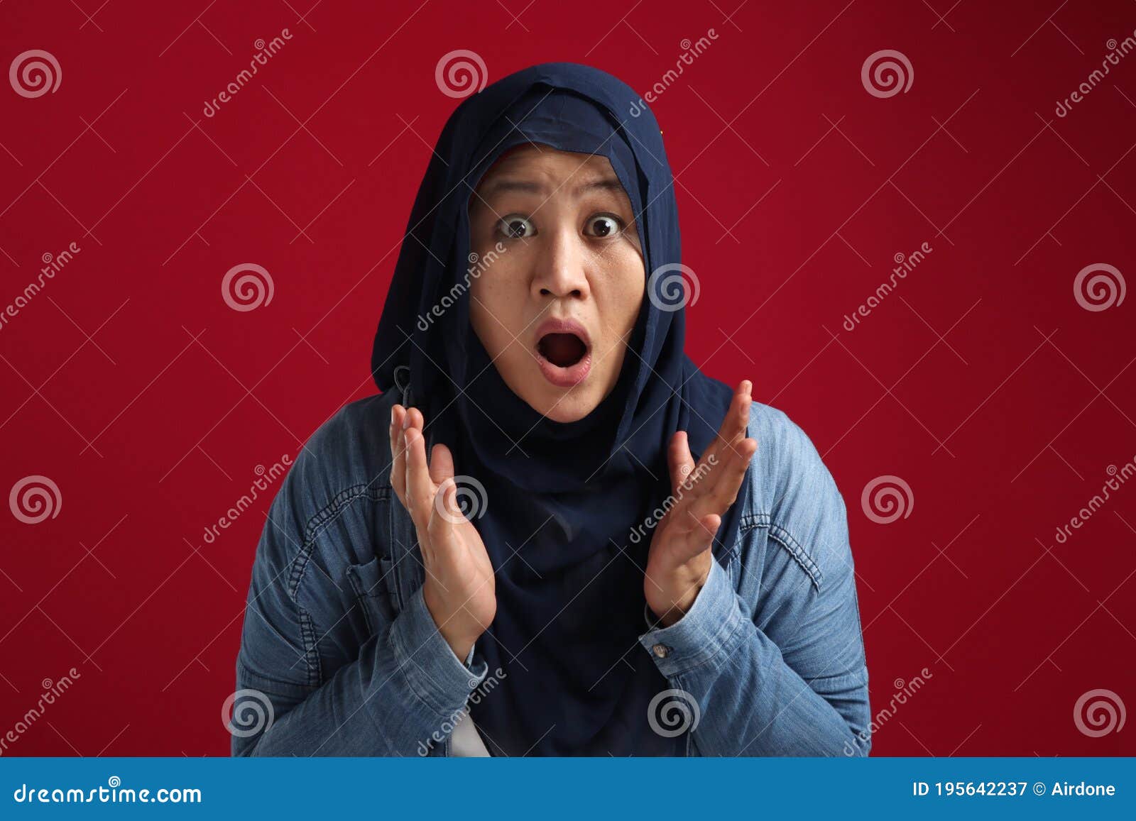 Portrait Of Cute Young Asian Muslim Lady Wearing Hijab Shows Surprised