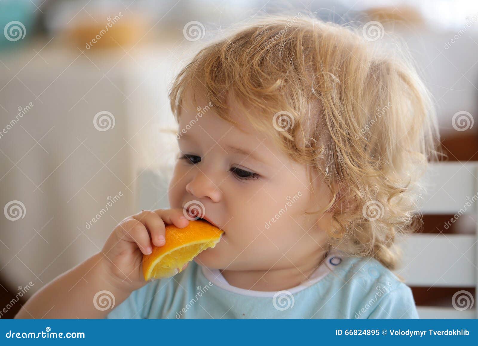 Portrait D'enfant Mangeant L'orange Image stock - Image du dirigé ...