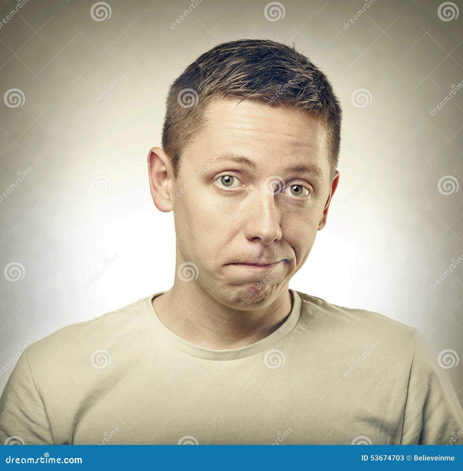 Portrait d'homme perplexe image stock. Image du fermer - 53674703