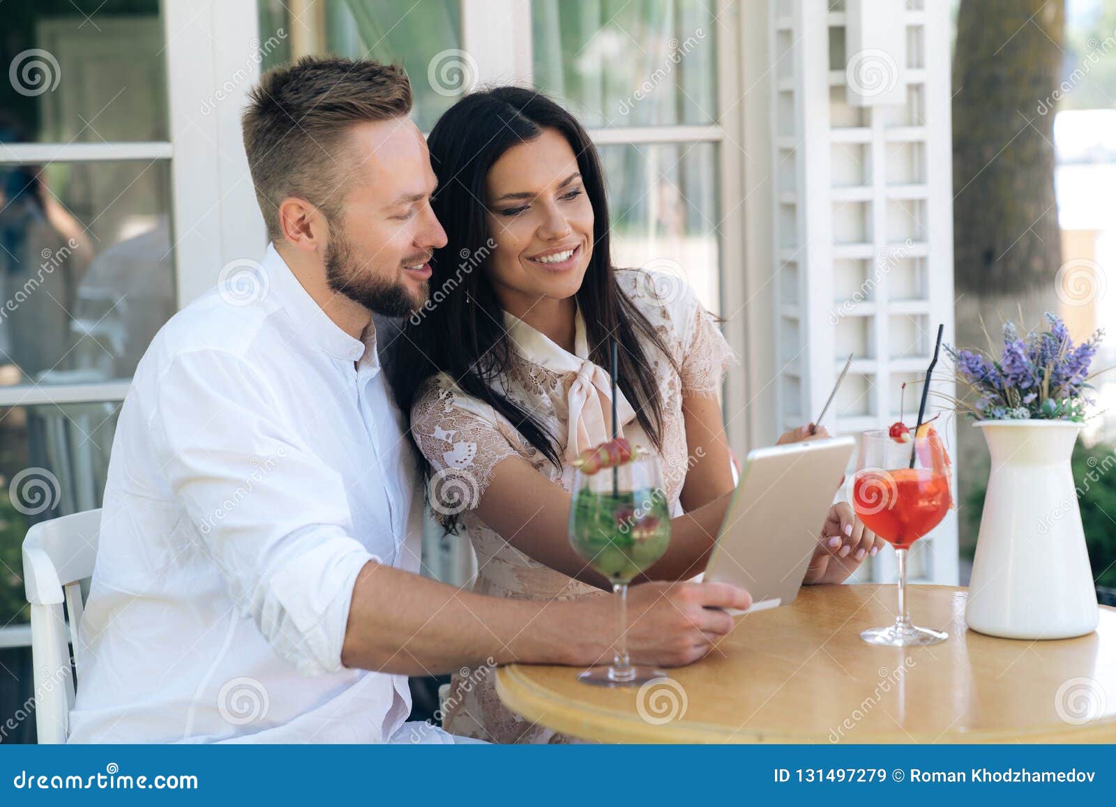 Portrait Dun Couple Affectueux Se Reposant Dans Un Café Un Homme Et