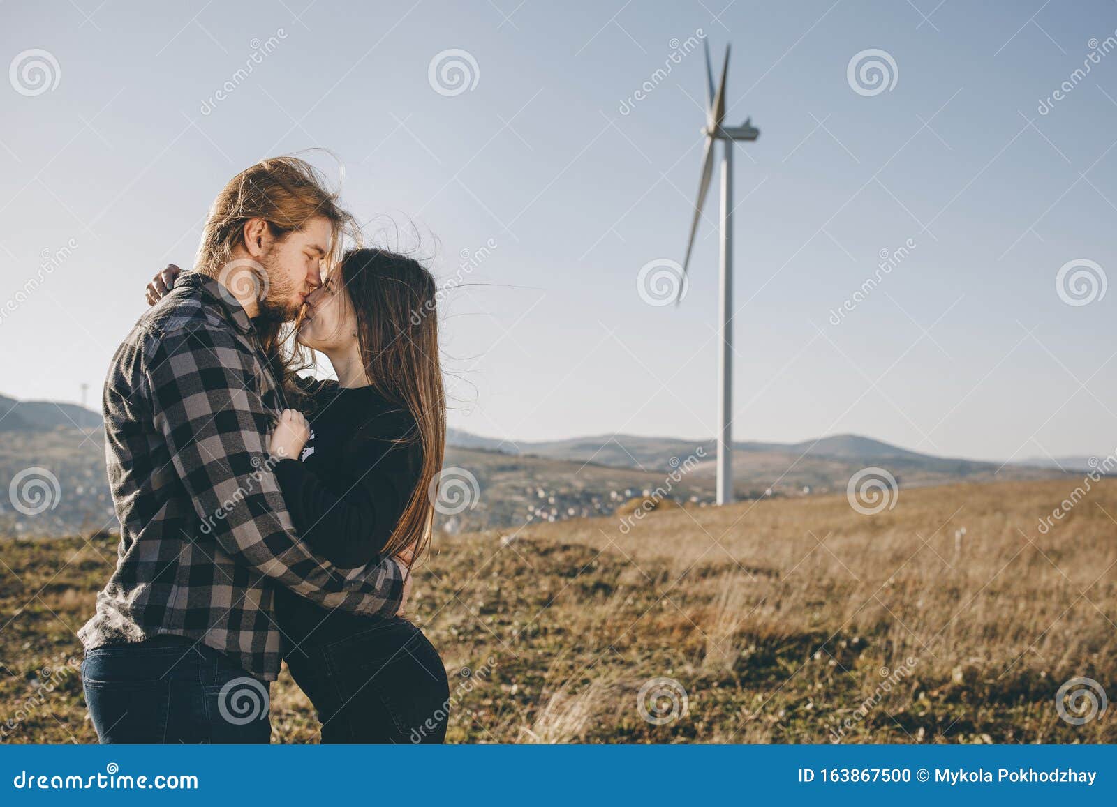 Portrait Dun Couple Damoureux Qui Sembrasse En Plein Air Dans Le