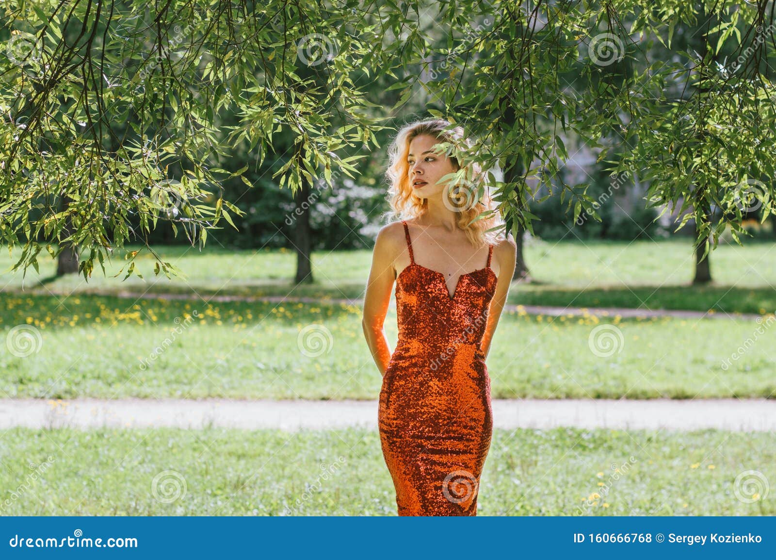 Portrait Dune Belle Fille En Robe Rouge Courte Avec Des Paillettes