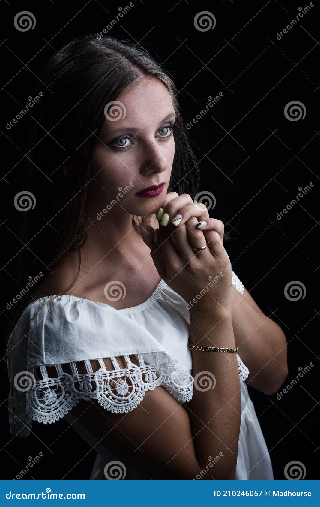 Portrait Dune Belle Fille Mettant Ses Mains Sur Son Menton Image Stock