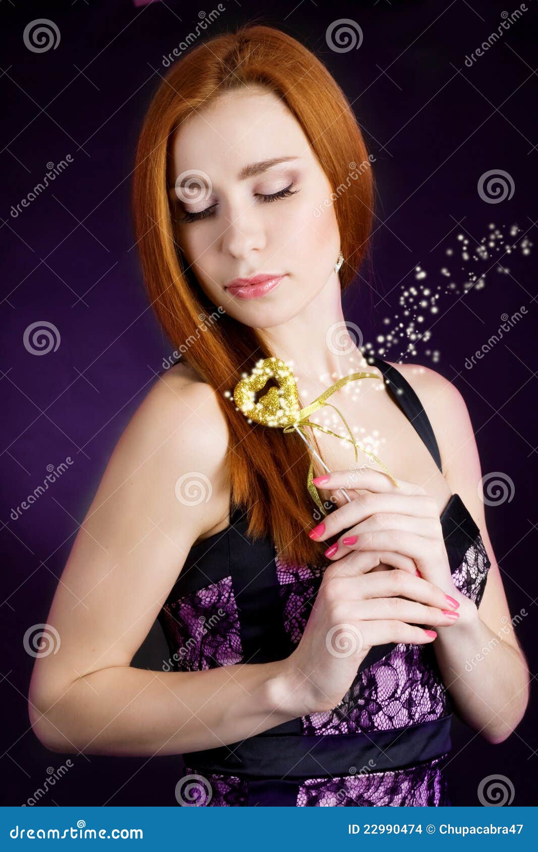 Portrait Dune Belle Jeune Fille Tenant Un Coeur Photo Stock Image Du