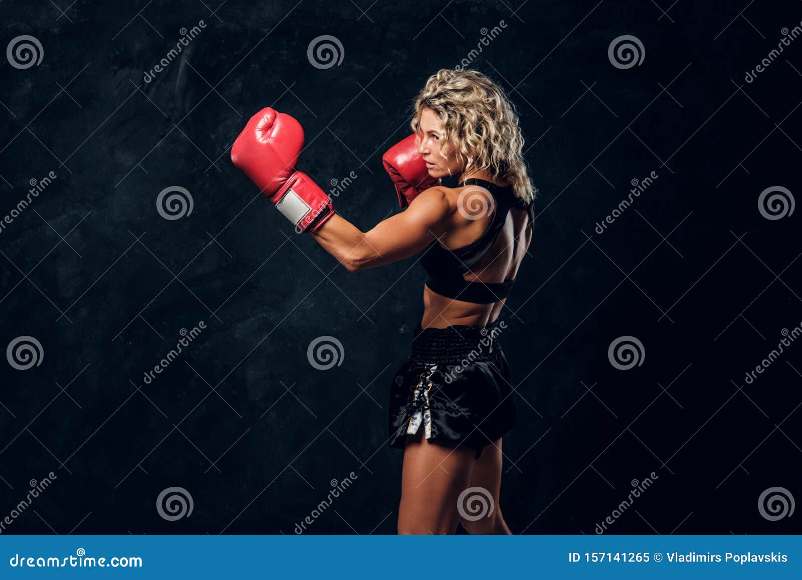 Portrait D'une Boxeuse Professionnelle En Action Image stock - Image du ...