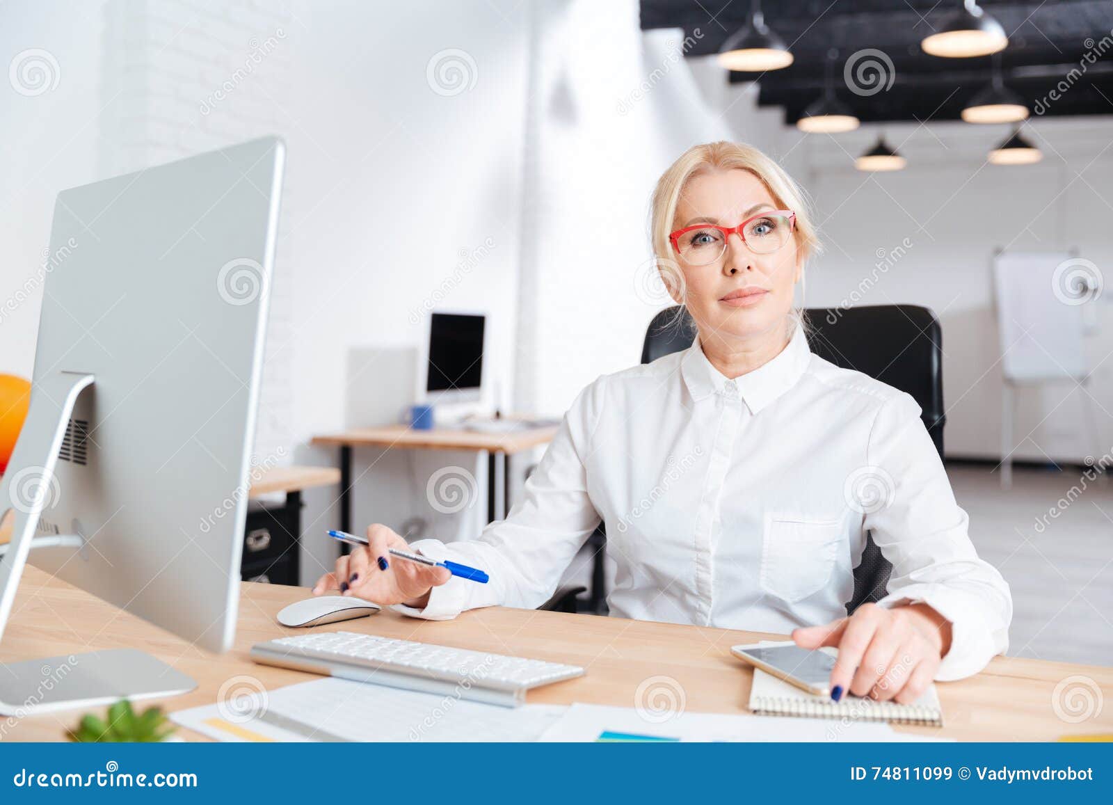Portrait D'une Femme D'affaires De Sourire Travaillant Dans Le Bureau ... Portrait D'une Femme D'affaires De Sourire Travaillant Dans Le Bureau ...
