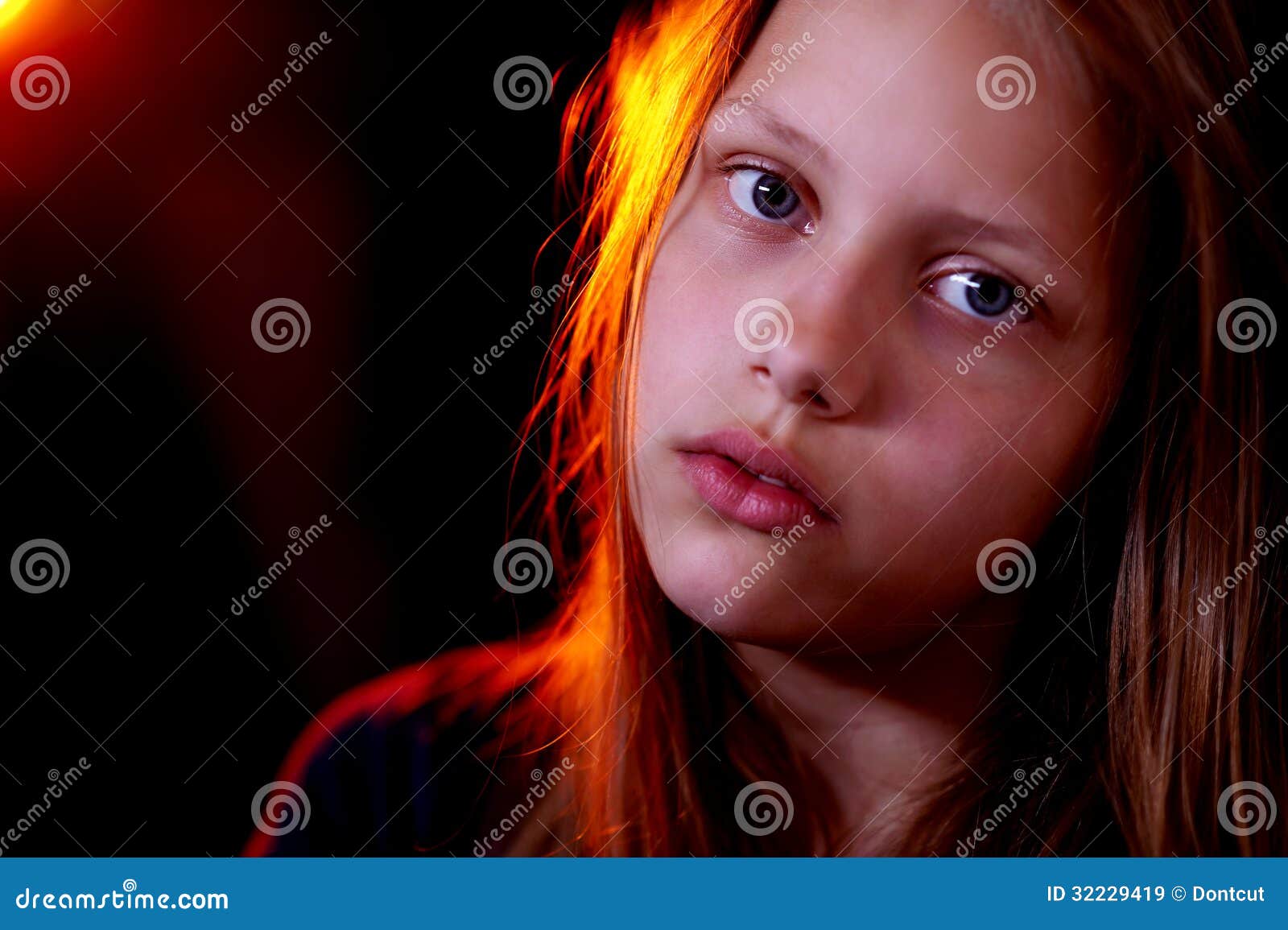 Portrait D'une Fille De L'adolescence Image stock - Image du espoir ...