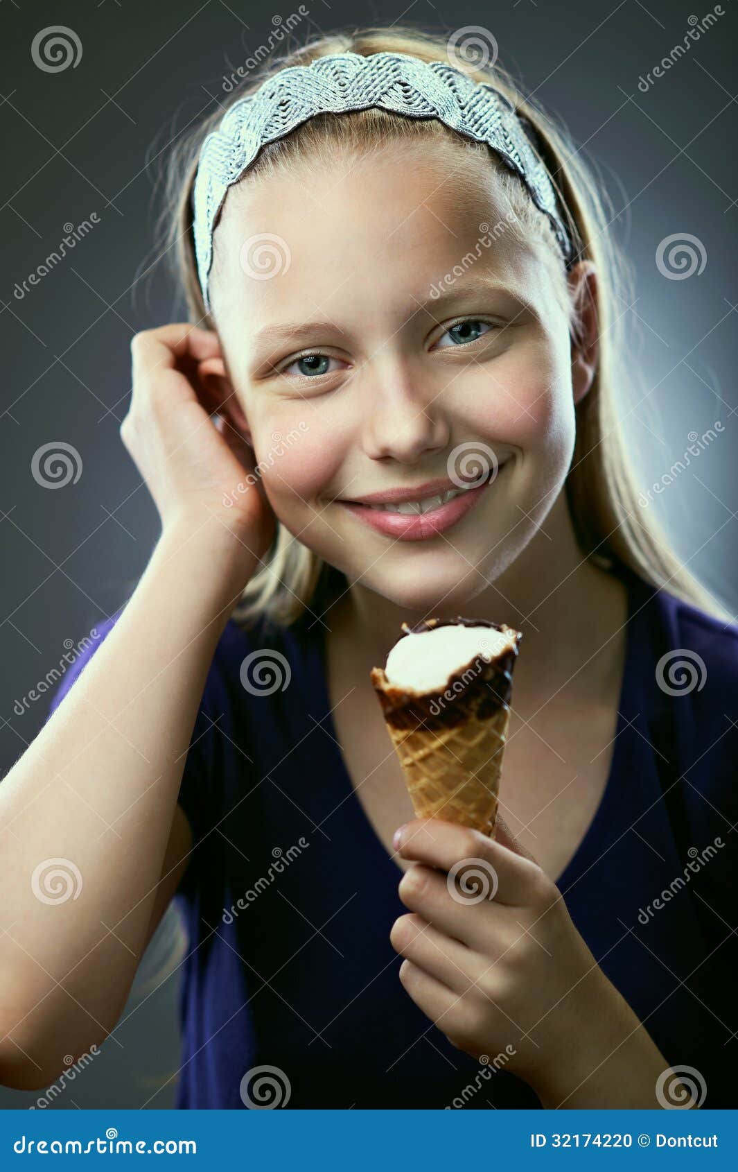 Portrait Dune Fille De Ladolescence Mignonne Avec La Glace Photo