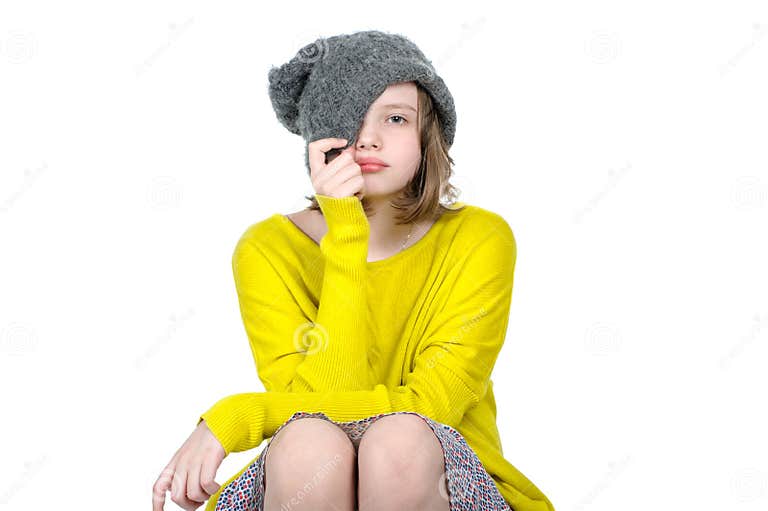 Portrait Dune Fille De Ladolescence Mignonne Qui Tire Son Chapeau Au