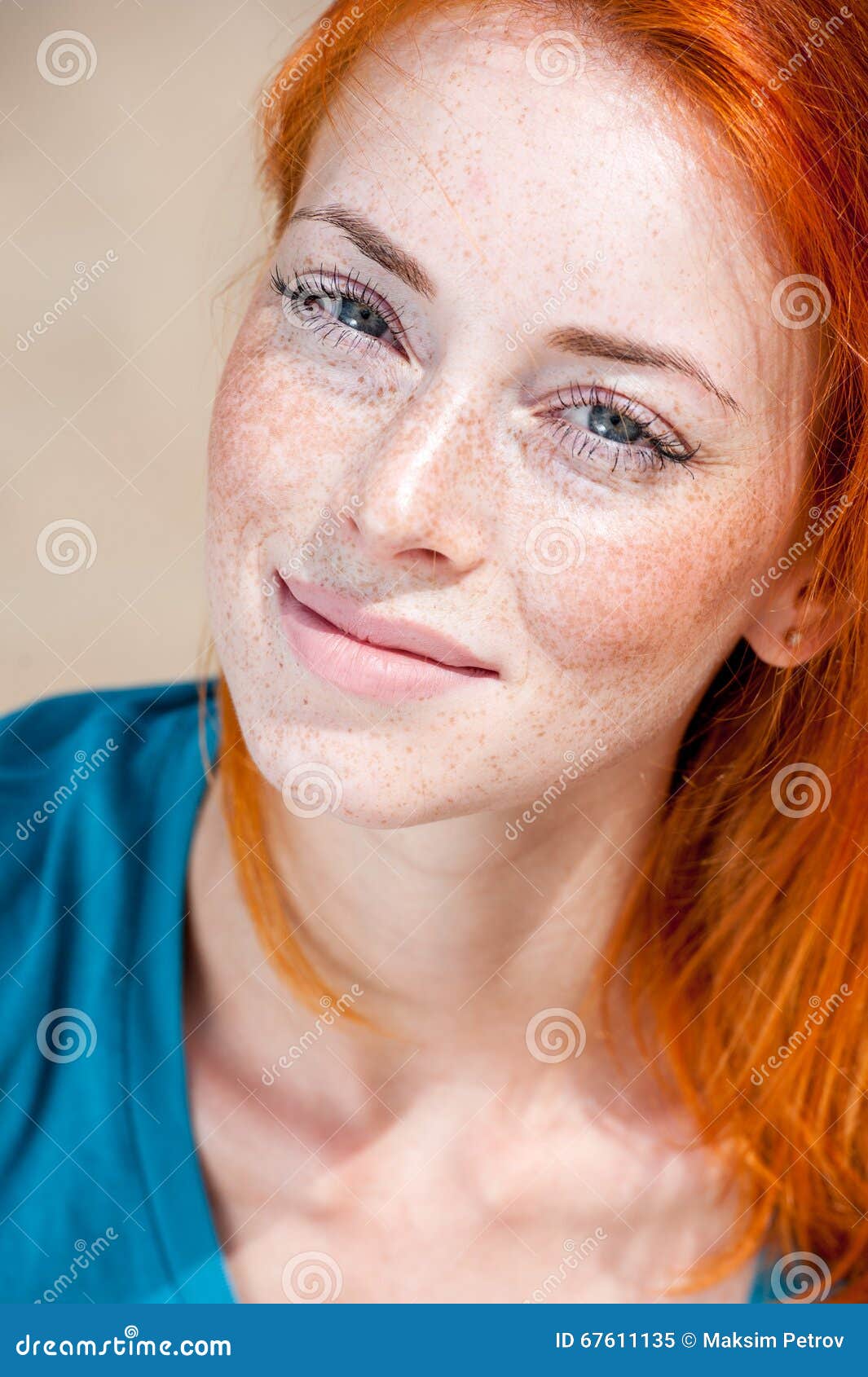 Portrait Dune Jeune Belle Femme Rousse Couverte De Taches De Rousseur