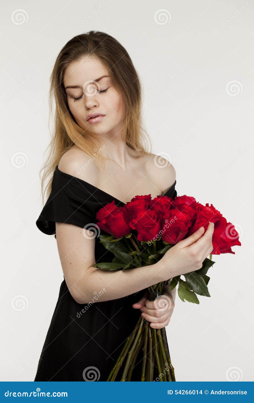 Portrait Dune Jeune Belle Fille Avec Un Bouquet Des Roses Rouges Photo