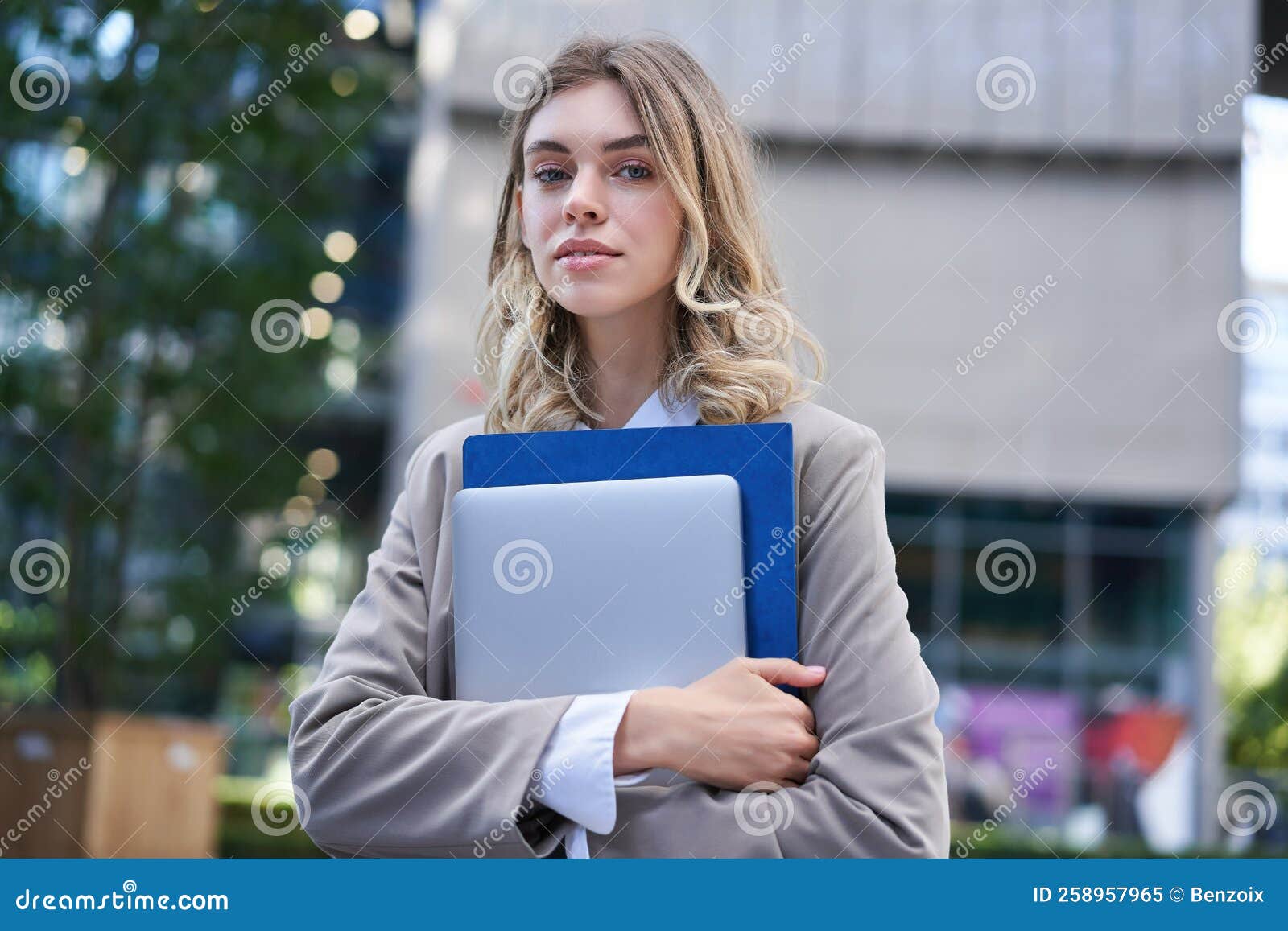 Portrait D'une Jeune Femme Chef De Bureau D'entreprise Marchant Dans La ... Portrait D'une Jeune Femme Chef De Bureau D'entreprise Marchant Dans La ...