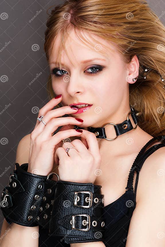 Jeune Femme Dans Des Menottes Image Stock Image Of Renivellement