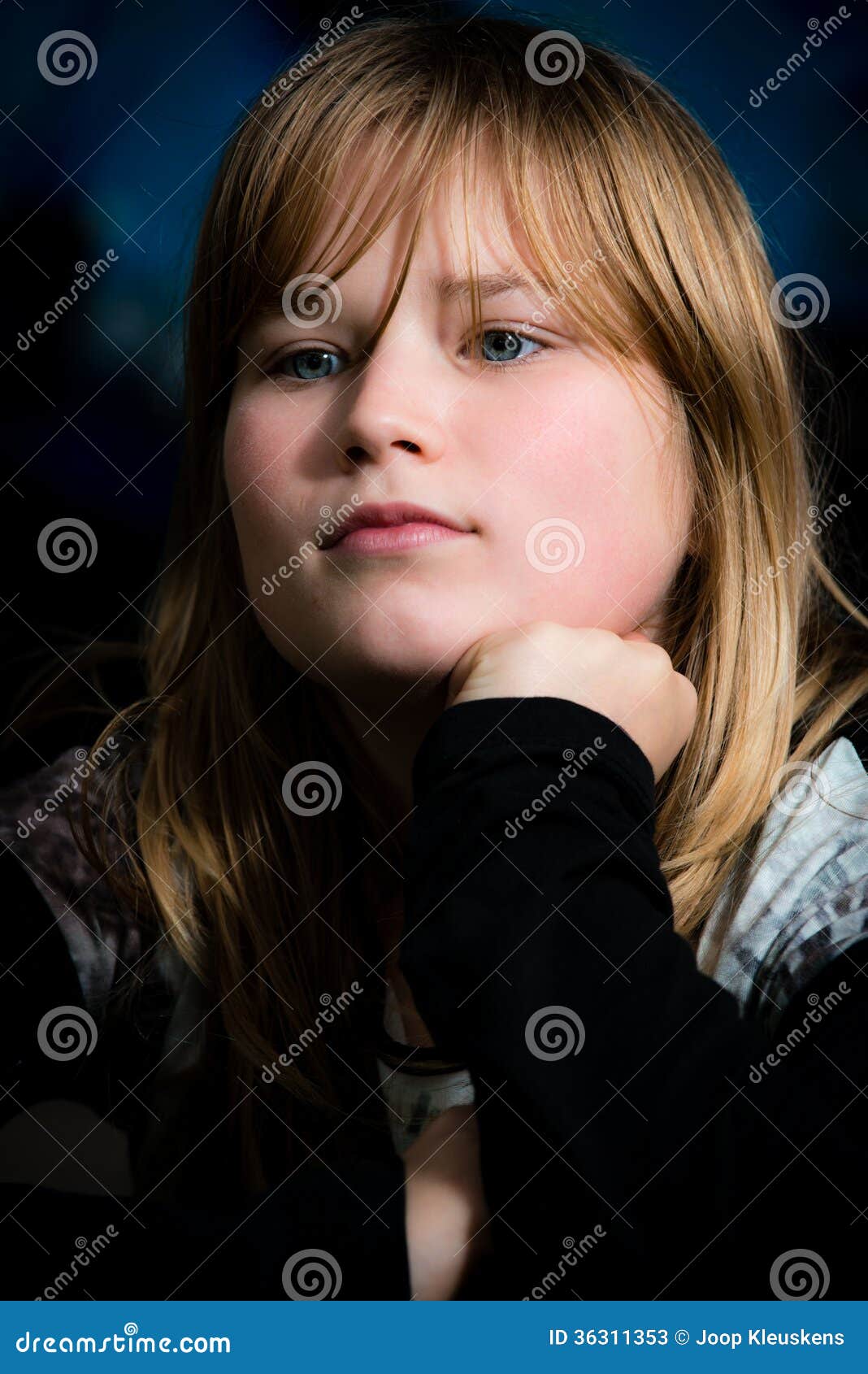 Portrait d'une jeune fille image stock. Image du pose - 36311353