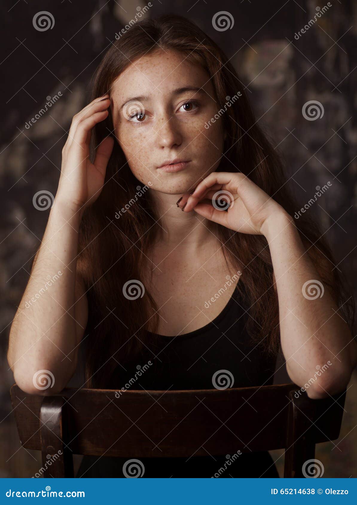 Portrait Dune Jeune Fille Avec Des Taches De Rousseur Sur Un Fond