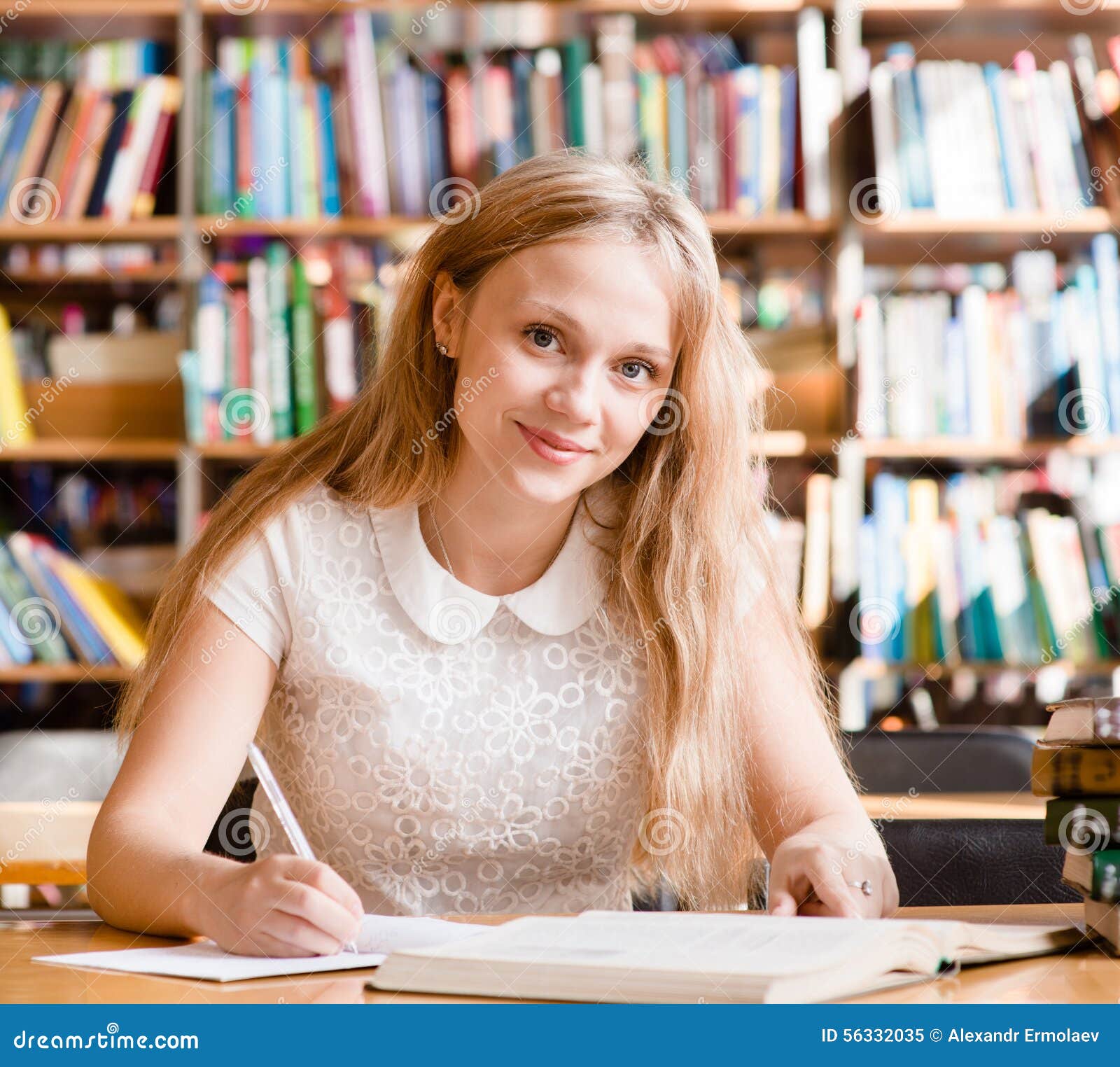 Portrait Dune Jolie étudiante étudiant Dans La Bibliothèque Avec Le Livre Ouvert Image Stock